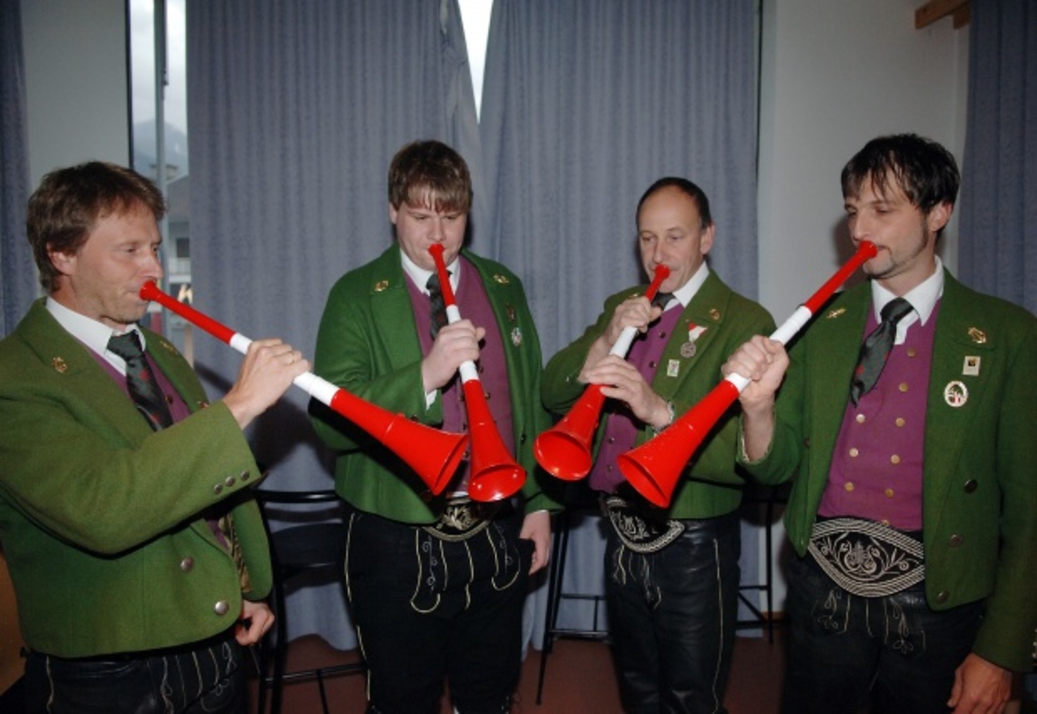 VIDEO: Vuvuzela-Combo aus Axams: Der Härtetest für die Tröte! - Hall-Rum