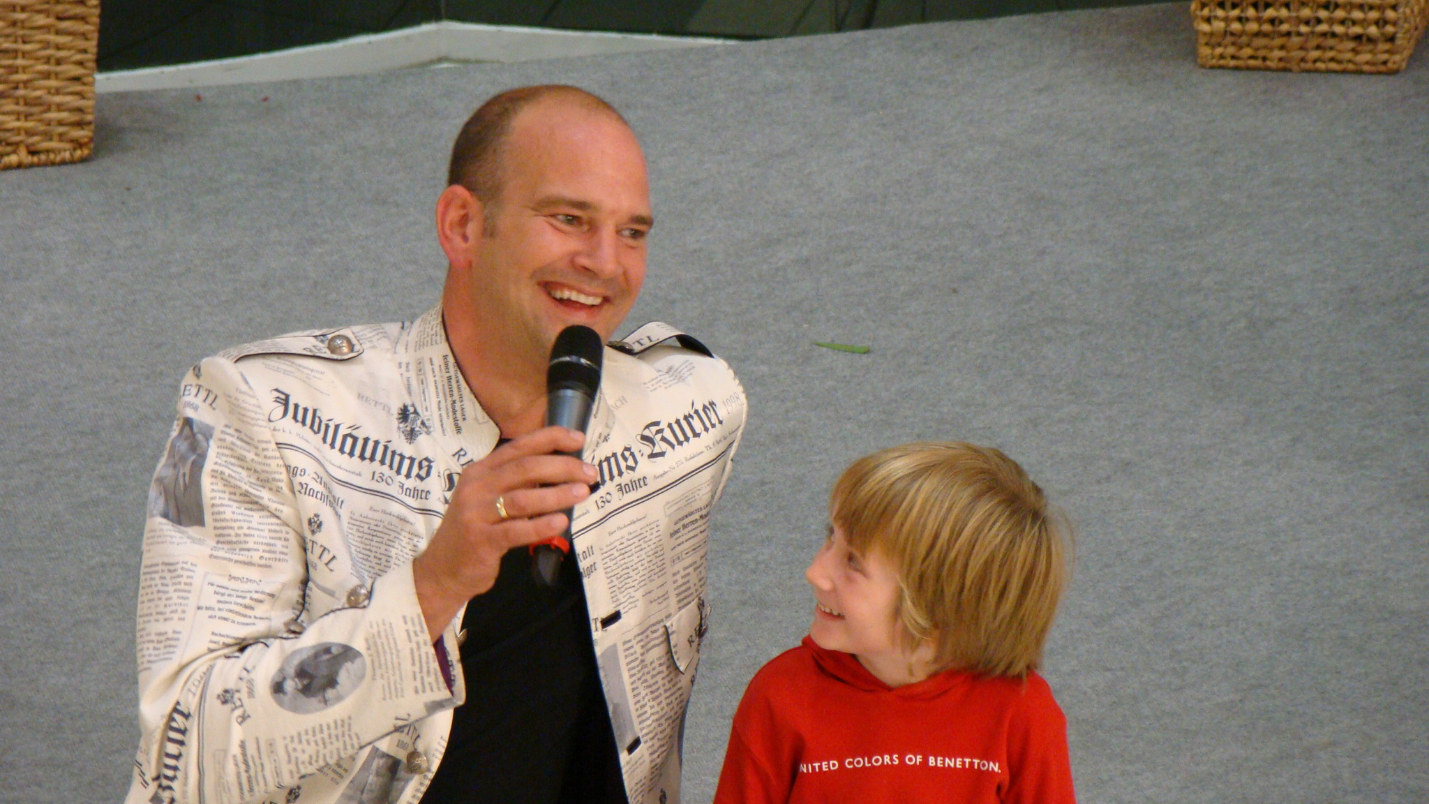 ein sympathischer Udo Wenders im "Duett" mit einem jungen Fan - Villach