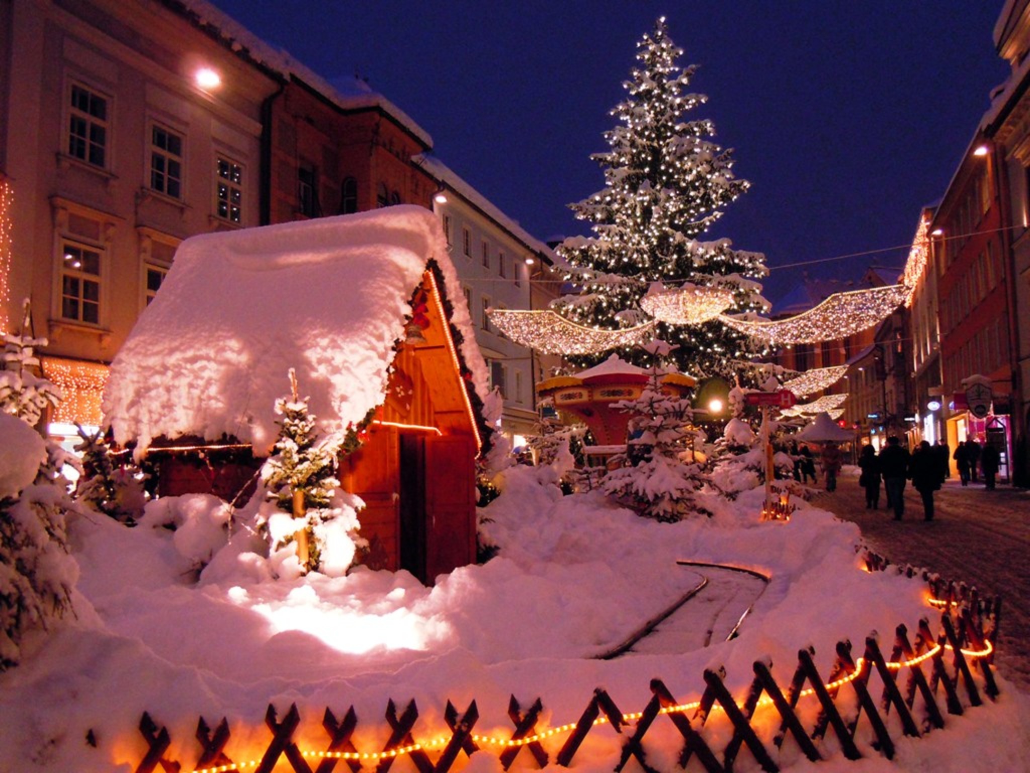 Christkindlmarkt in der attraktiv dekorierten Villacher Innenstadt ...