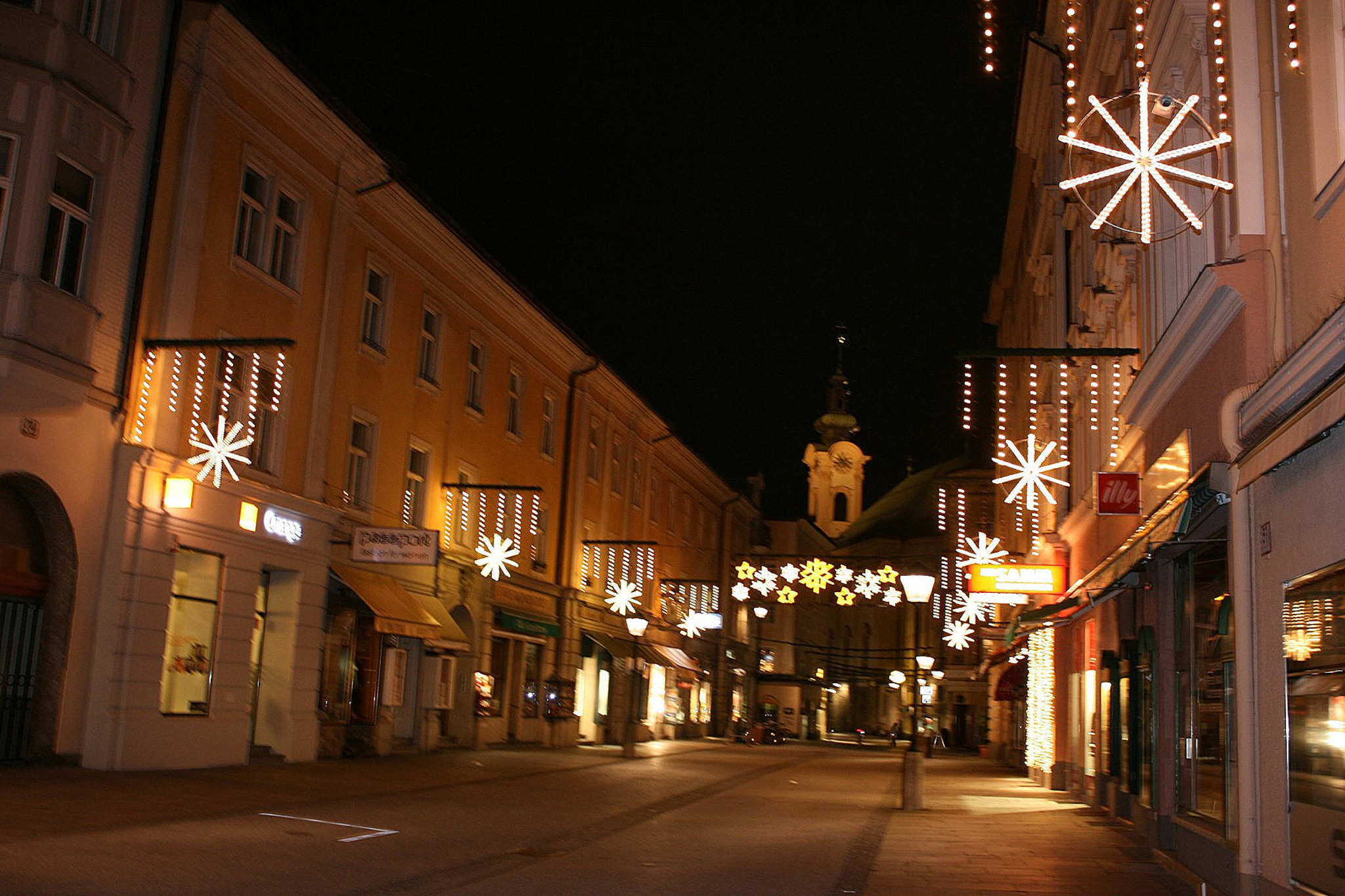 Weihnachliche Beleuchtung in der Linzergasse - Salzburg-Stadt