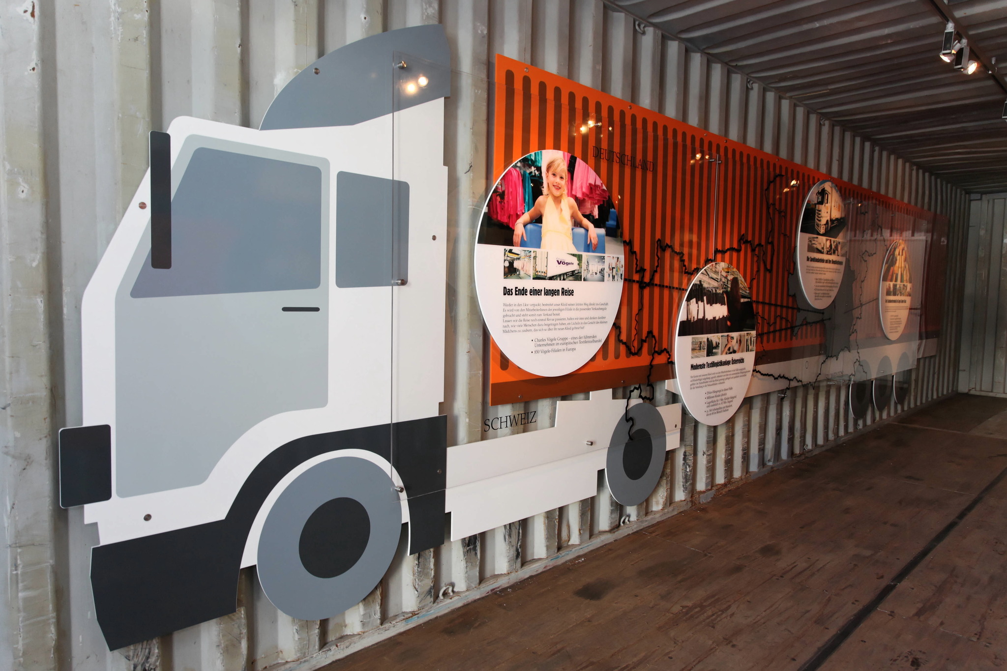 Container, Portalkräne und Güterwaggons - Graz