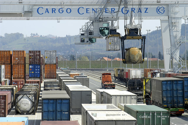 Container, Portalkräne und Güterwaggons - Graz