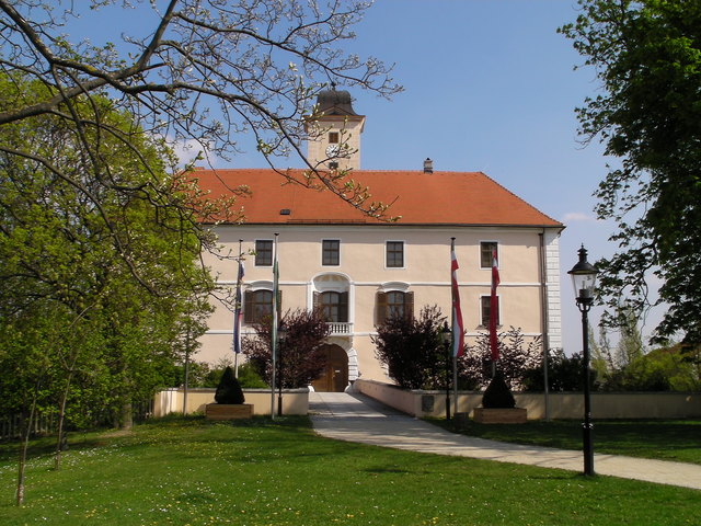 Ein Sparziergang durch den Park von Schloss Vösendorf - Neusiedl am See