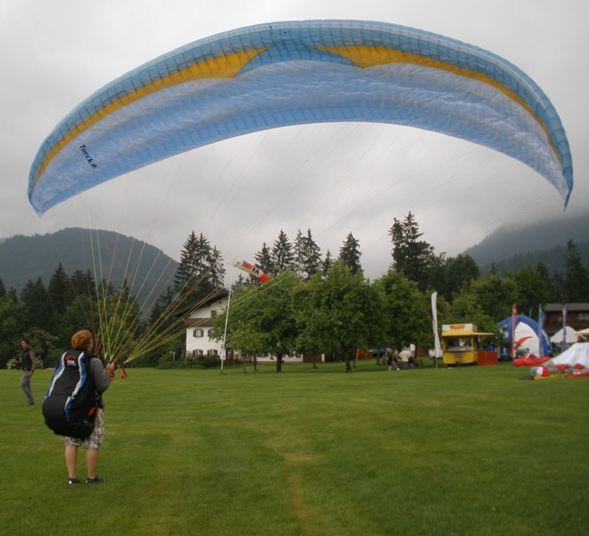 Die Luft voller Paragleiter - Kitzbühel