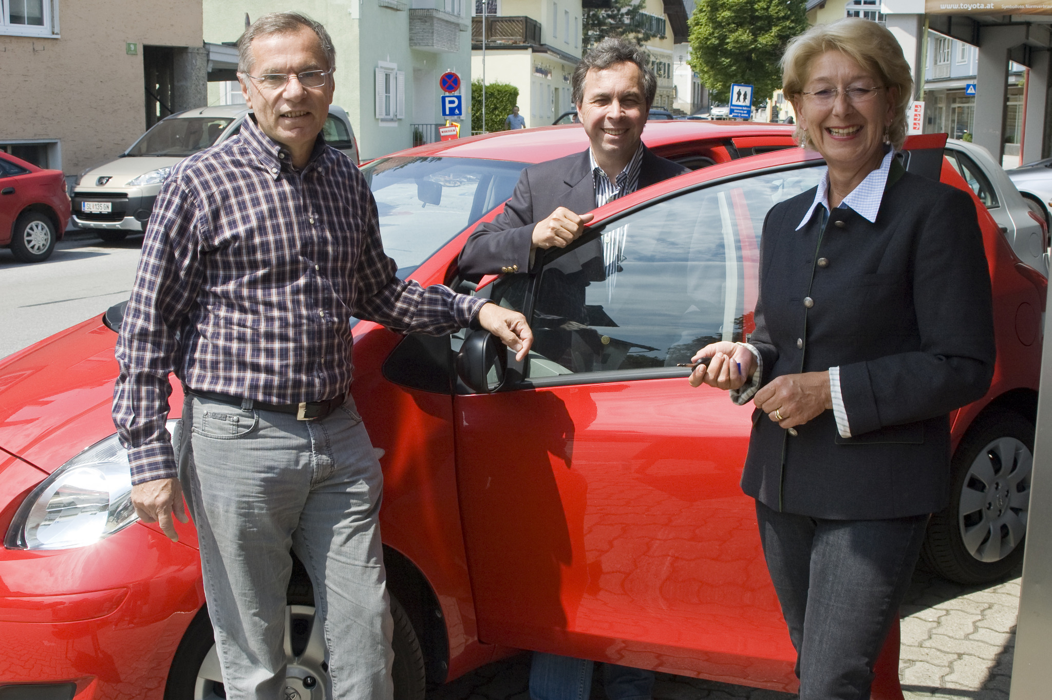1 kleines rotes Auto für alle - Flachgau