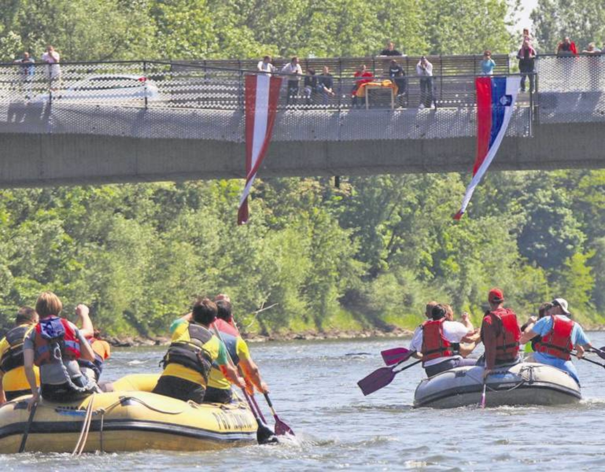 Gemeinsam in ein Boot an der Mur steigen - Leibnitz
