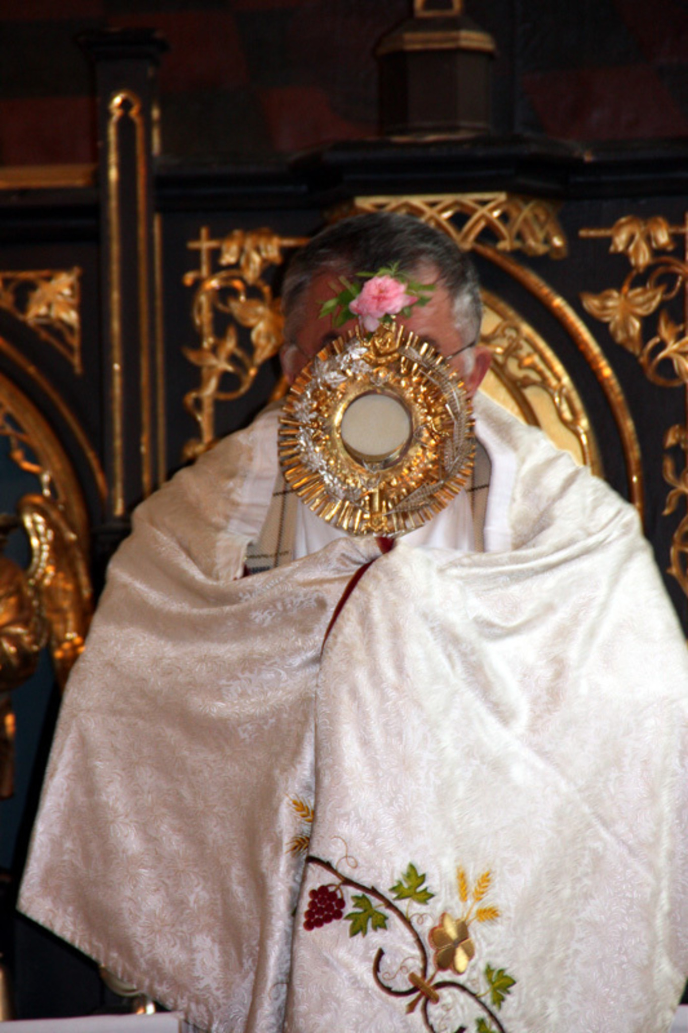 Die Monstranz - festlich geschmückt für die Fronleichnamsprozession ...