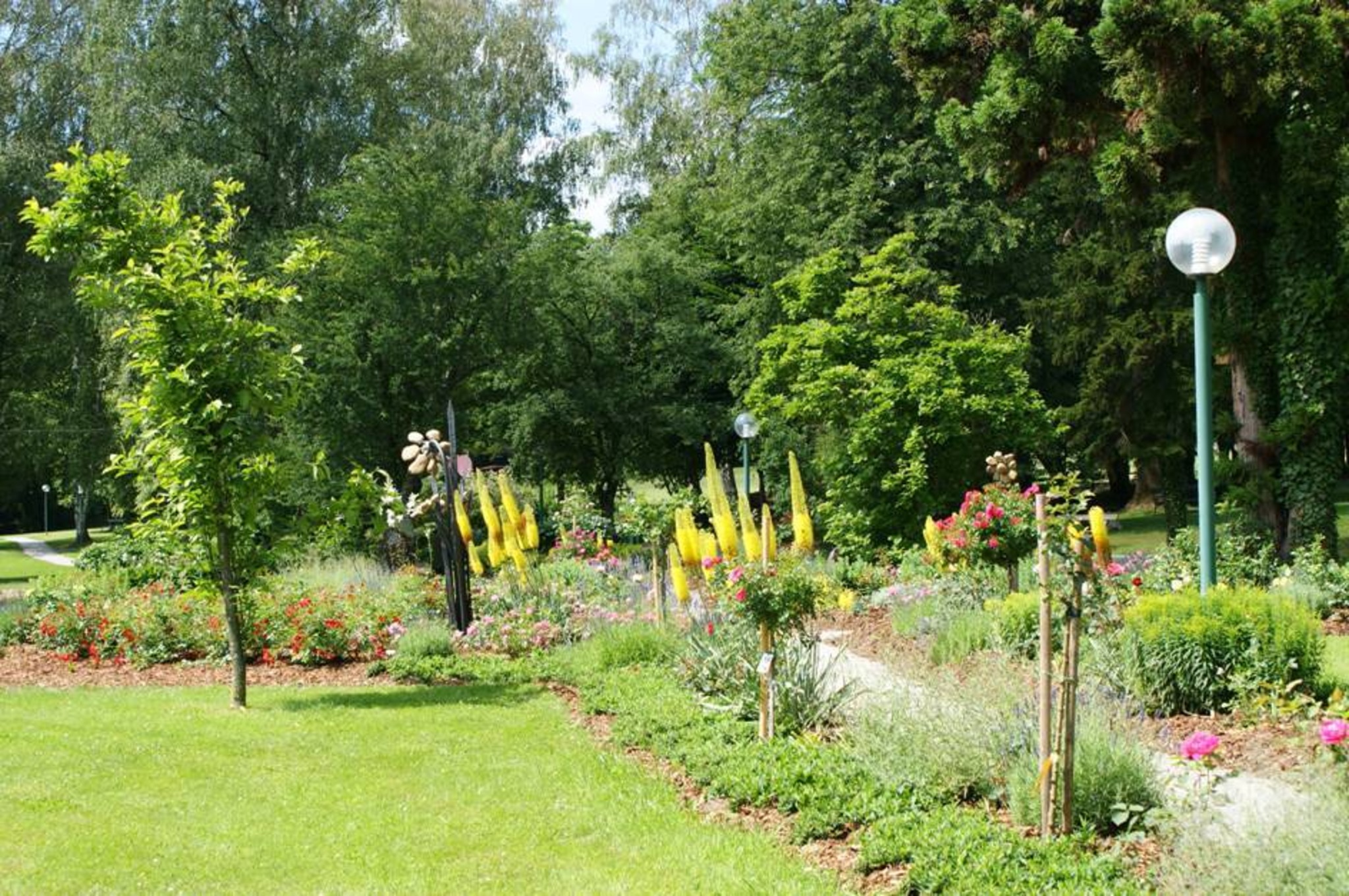 blumen-ber-blumen-im-historischen-schlosspark-p-llau-hartberg
