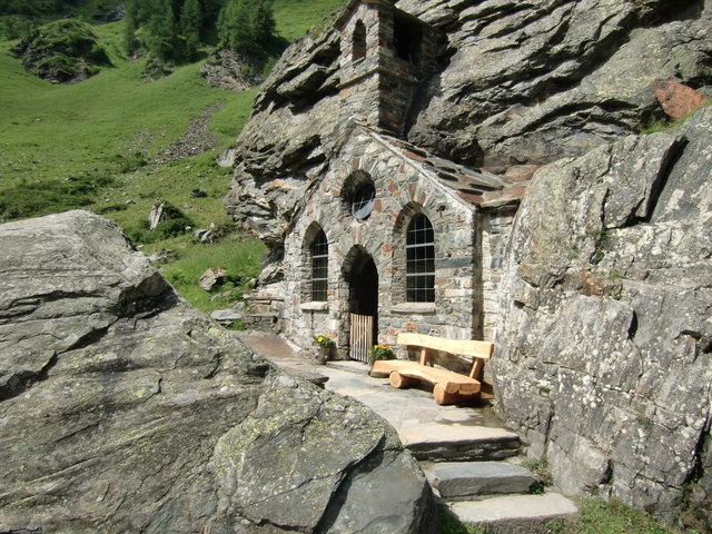 Eine Kirche, gebaut in den Felsen! - Spittal