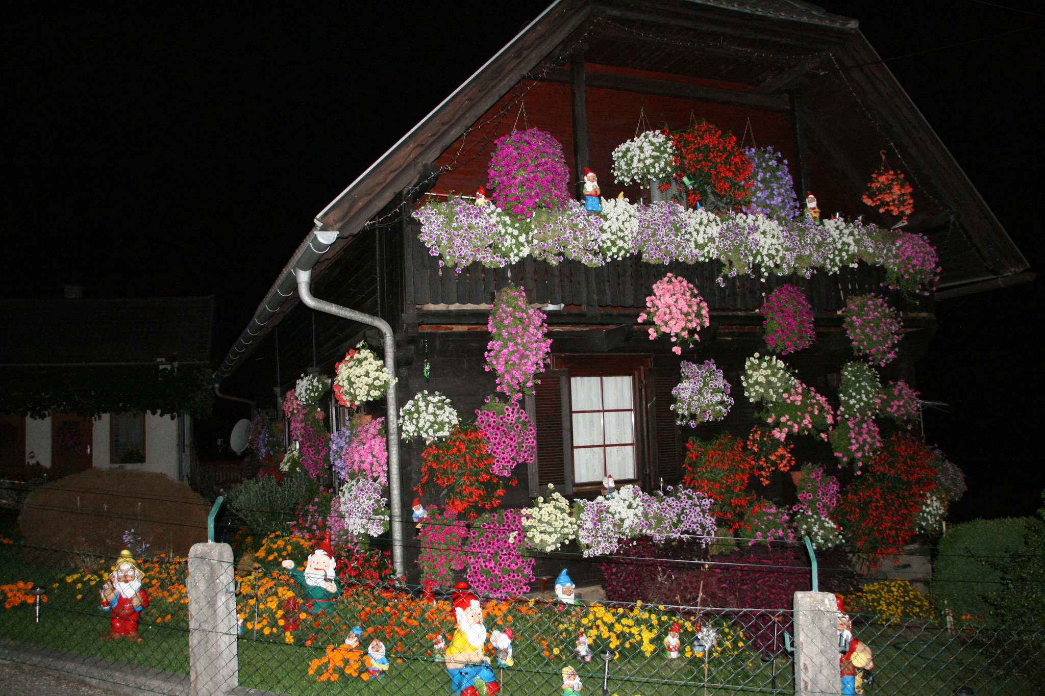 Blumenhaus von Baldramsdorf sieht auch in der Nacht sehr schön aus ...