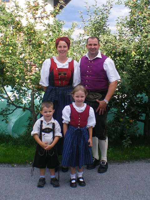 Tirol trägt Tracht - Hall-Rum