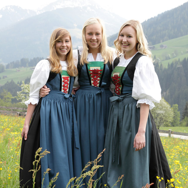 Tirol trägt Tracht - Hall-Rum