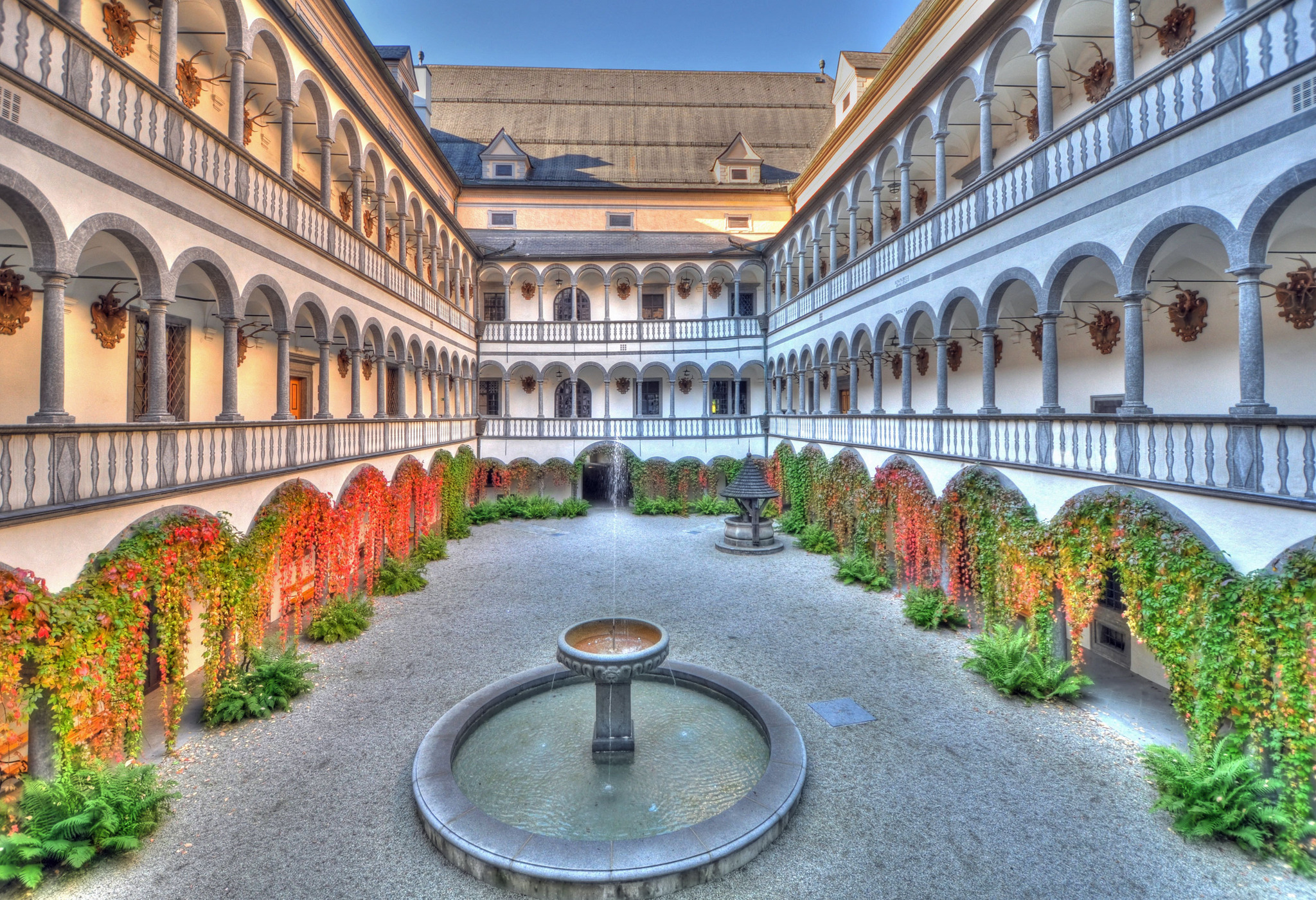 Der Arkadenhof von Schloss Greinburg in der Abendsonne - Korneuburg