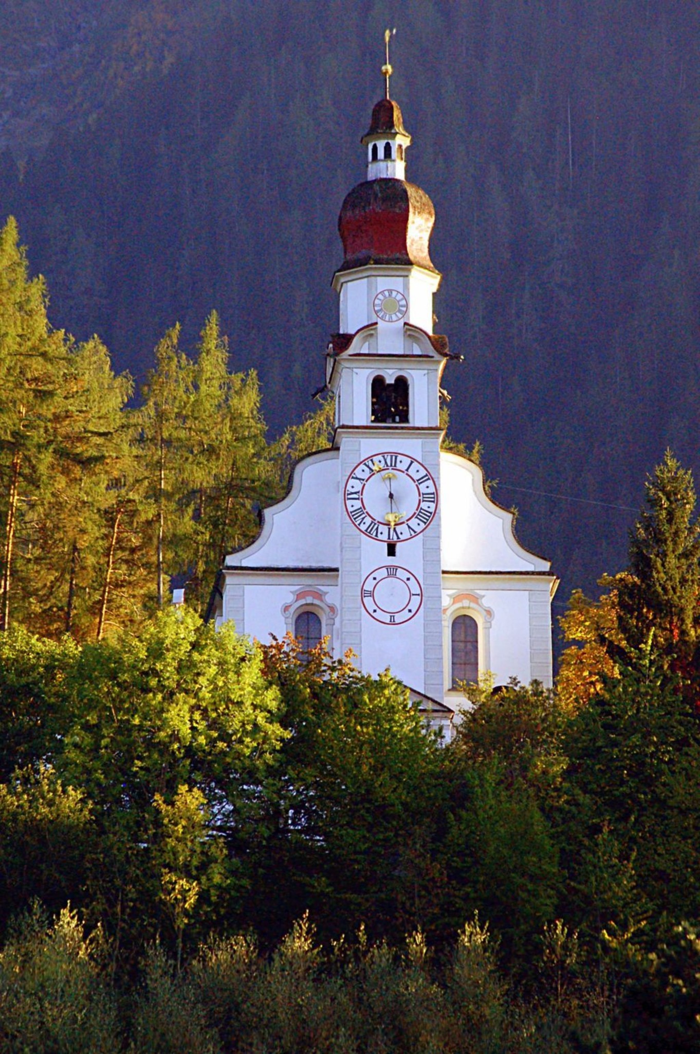 Antoniuskirche in Rietz im Herbst - Imst