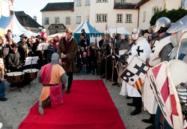 Historischer Ritterschlag auf der Burg Clam - Perg