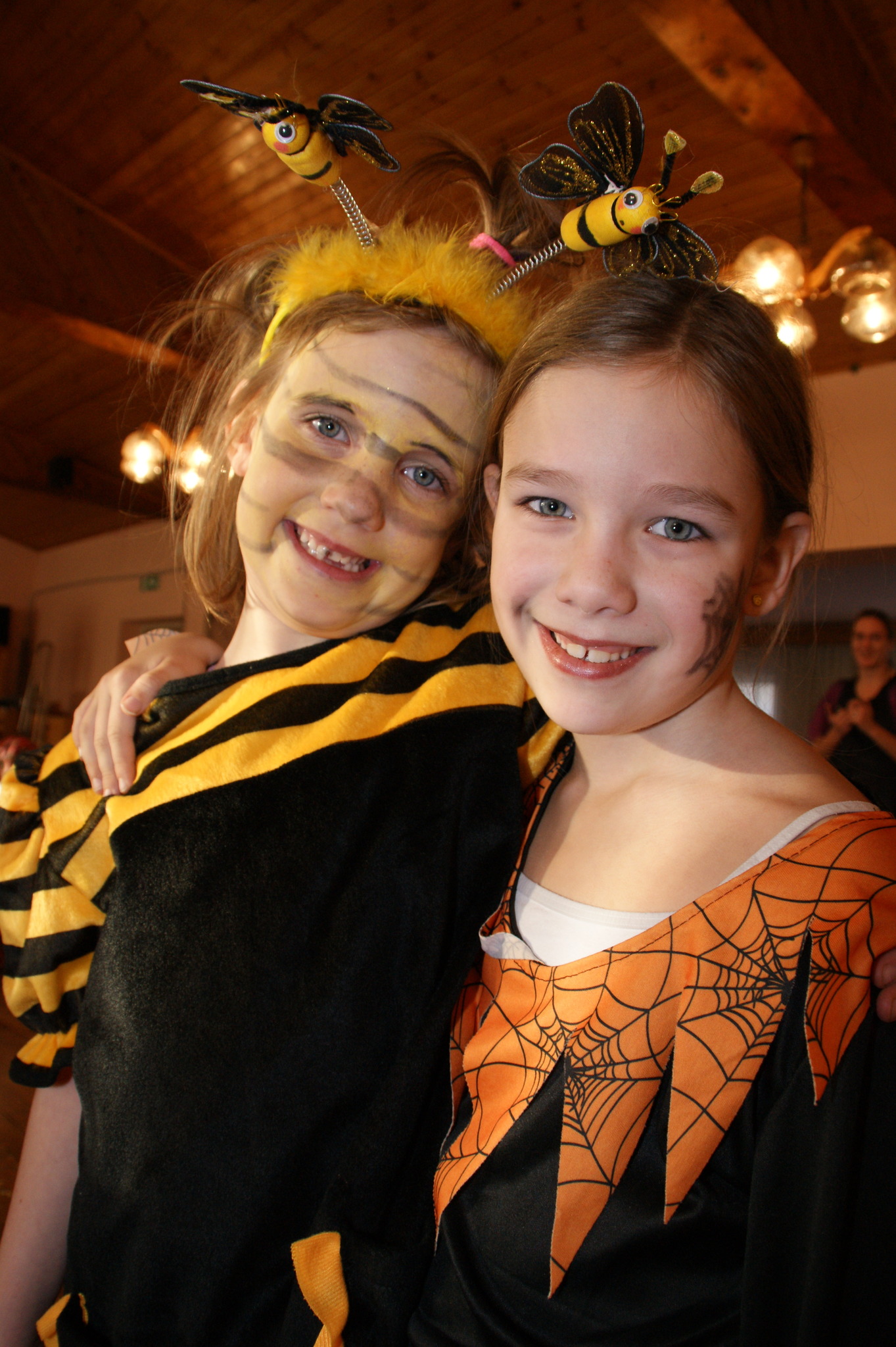 Im Fasching vereint: Biene Lena und Spinne Laura - Herzogenburg/Traismauer