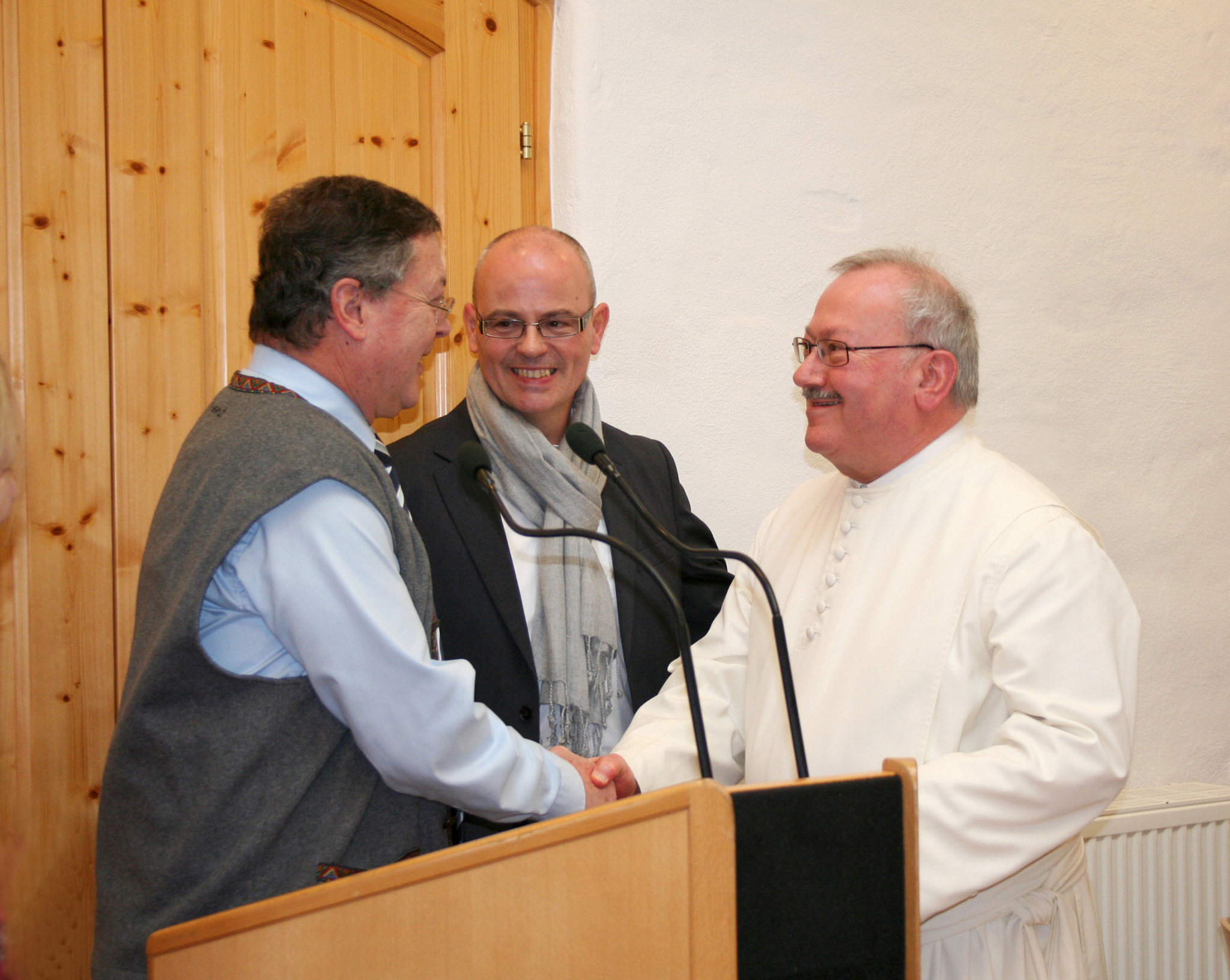 Vereine spenden Pfarrer ein Messkleid zu seinem Jubiläum - Rohrbach
