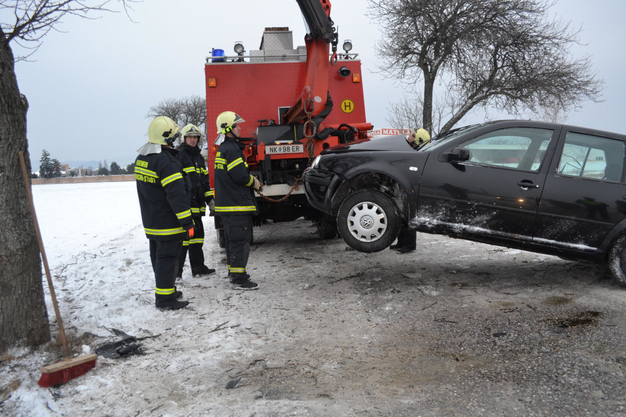 Pkw kracht frontal gegen Baum - Neunkirchen