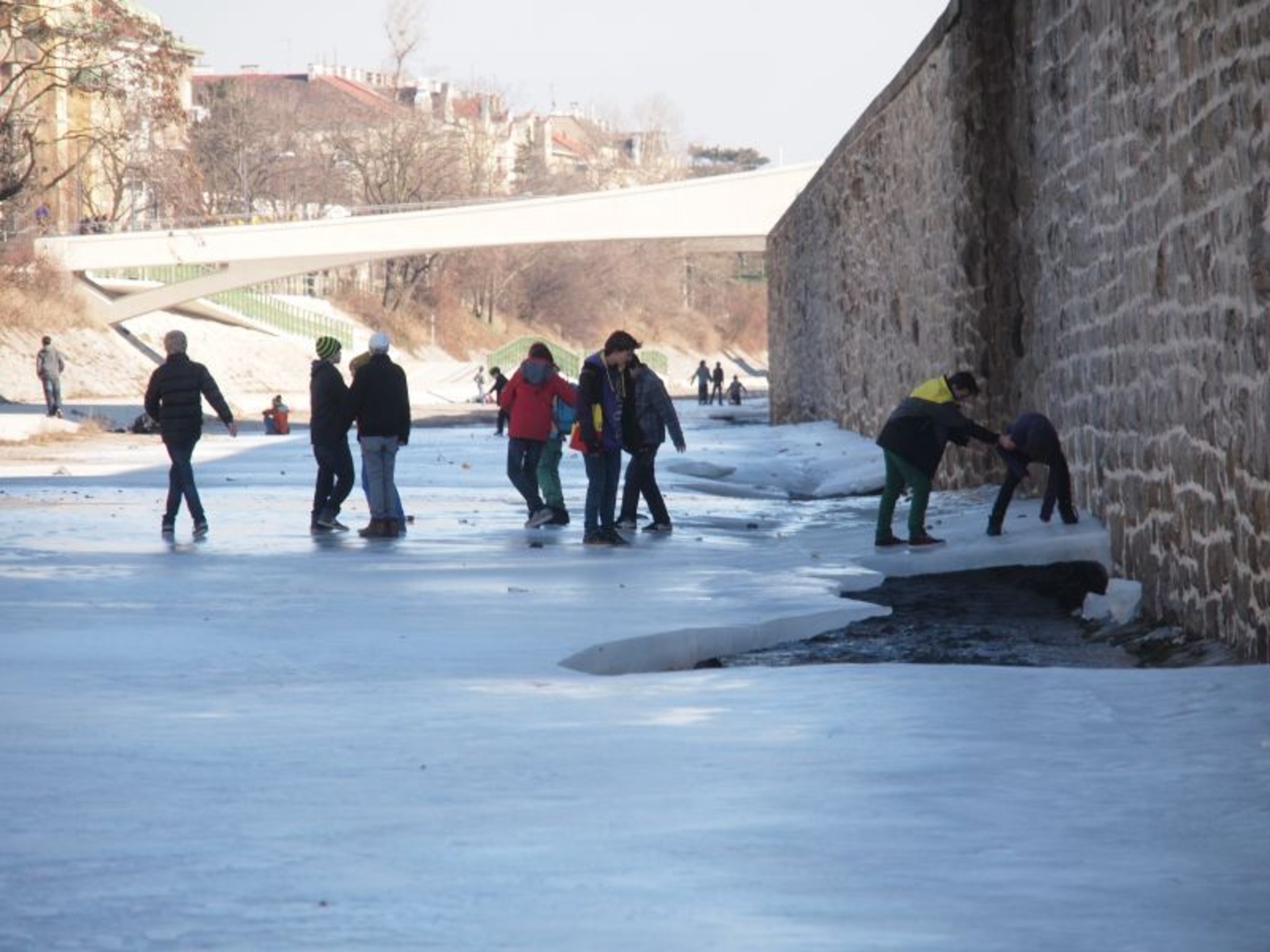 Mutig, mutig ;-) Eisbruch am Wienfluß in Hietzing - Baden