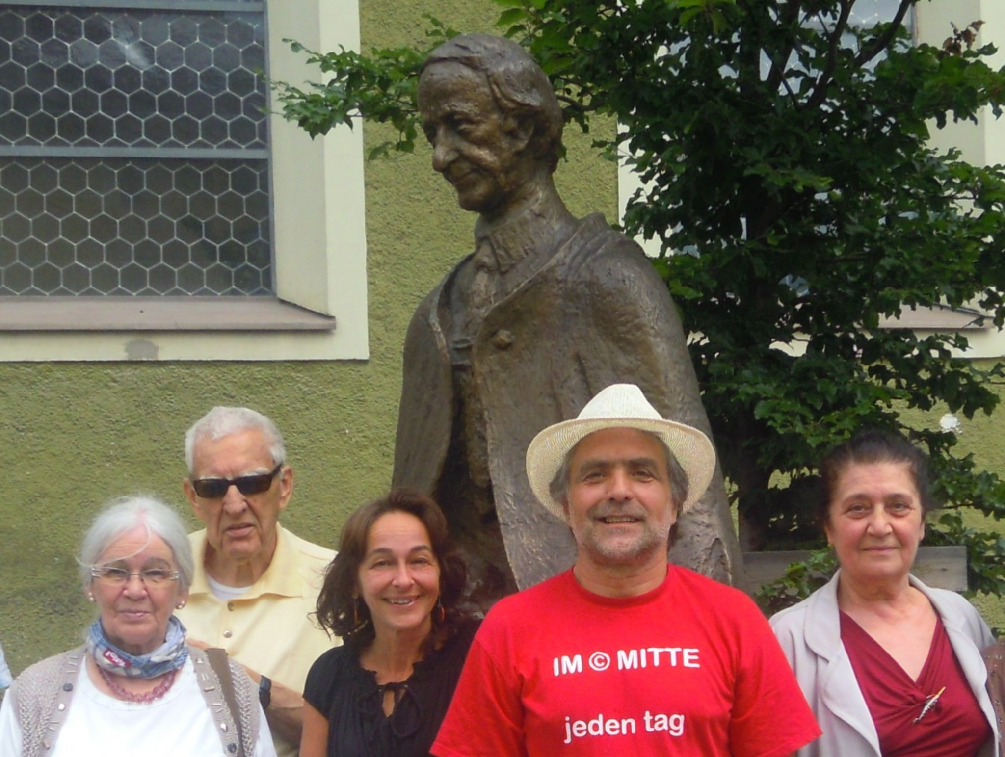 Das Gmeiner Denk-mal wird immer mehr zum internationalen Treffpunkt ...