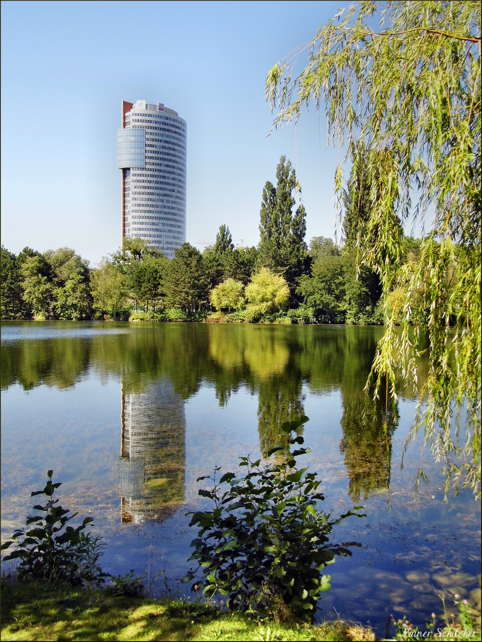 Floridotower vom Wasserpark betrachtet - Floridsdorf