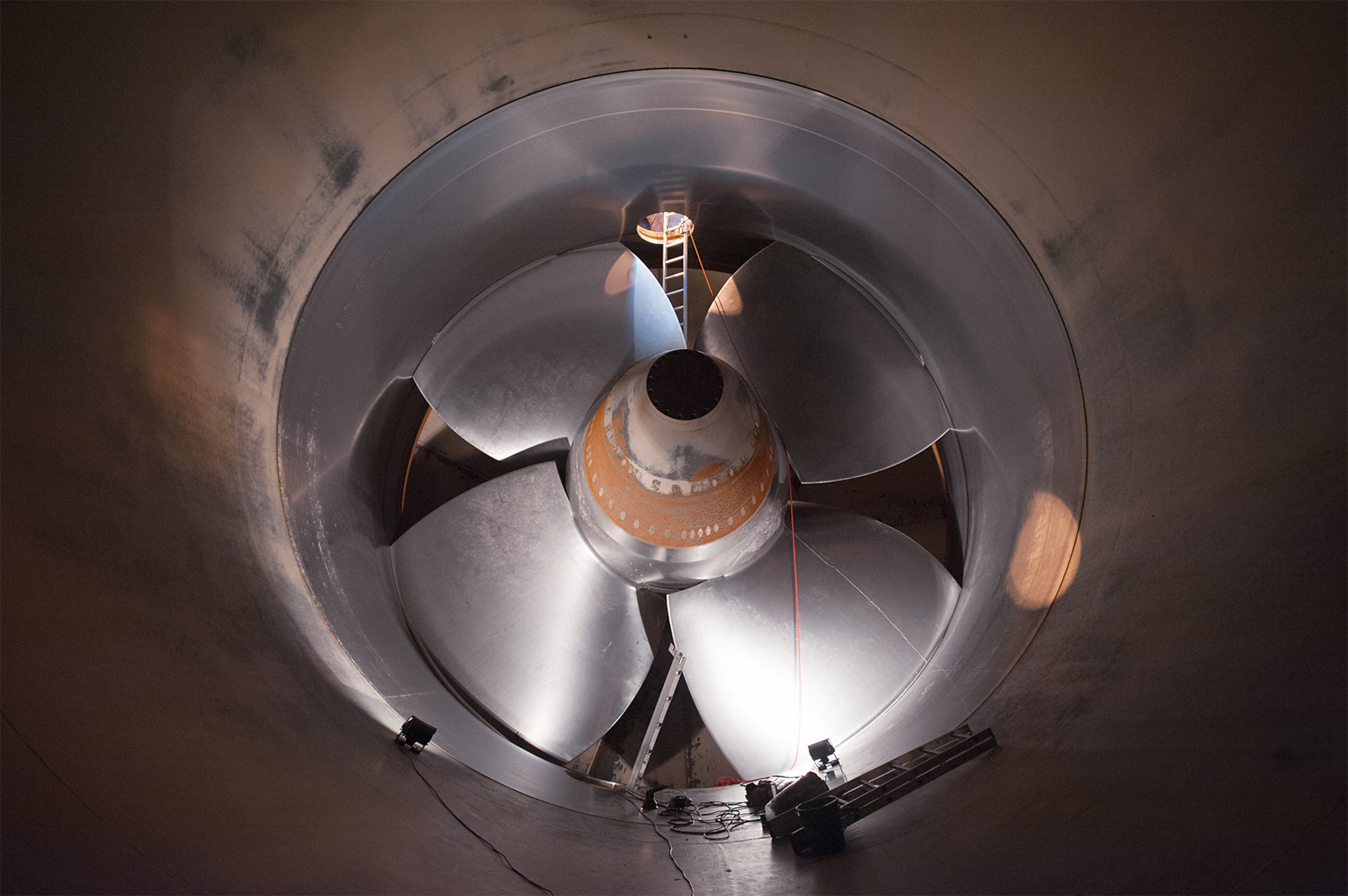 Die Kraft des Wassers wird mit Hilfe dieser Turbine in Strom verwandelt ...