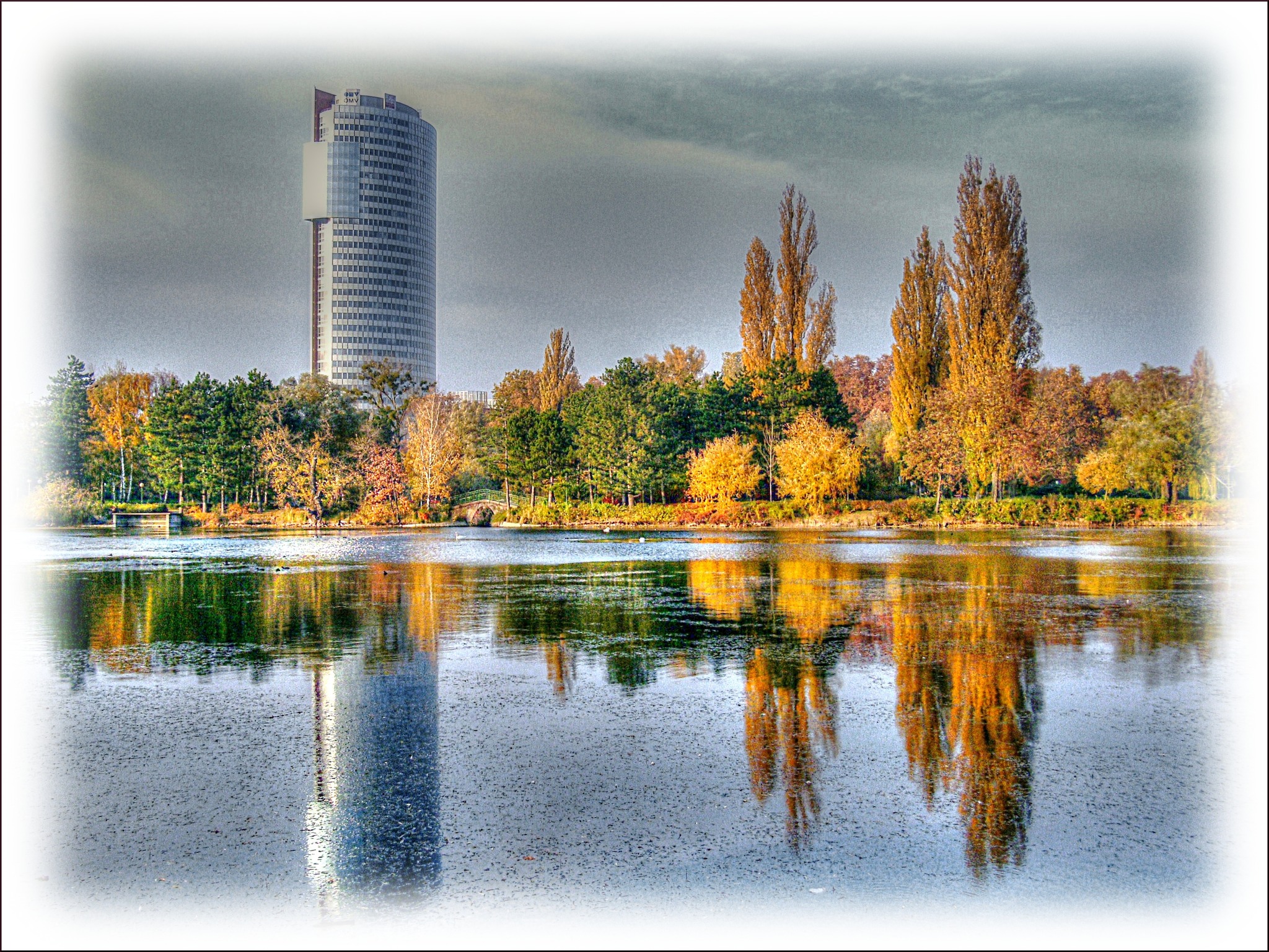 Herbst im Wasserpark mit Blick auf den Floridotower in Floridsdorf ...