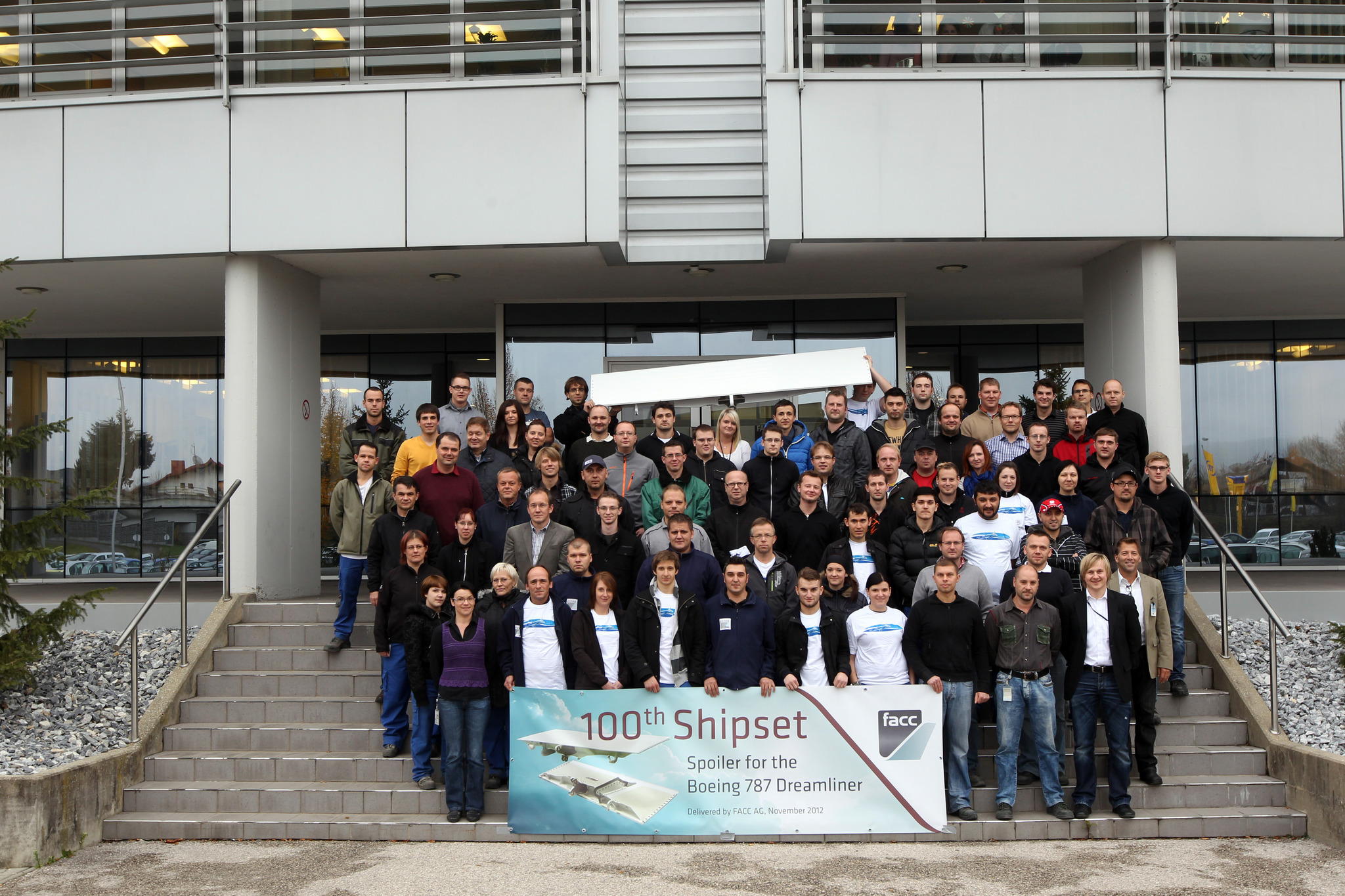 FACC übergab 100. Liefersatz Spoiler für eine Boeing 787 - Ried