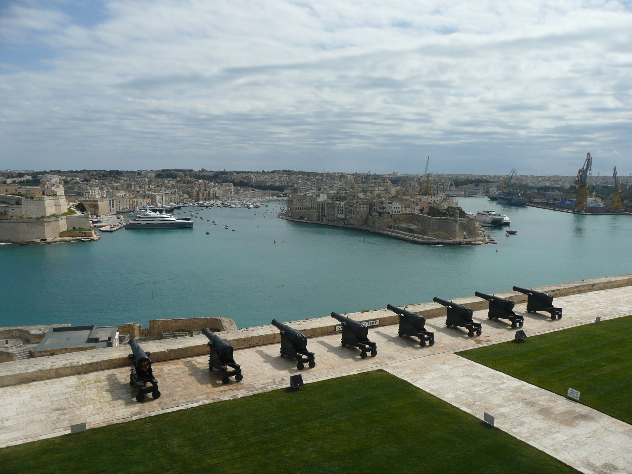 Auf Malta hatte es zu Mittag 20 Grad,und bei uns am Morgen minus 11 ...