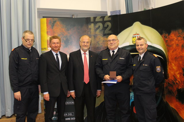 Die Feuerwehr Wels zeichnet Mitglieder aus - Wels & Wels Land