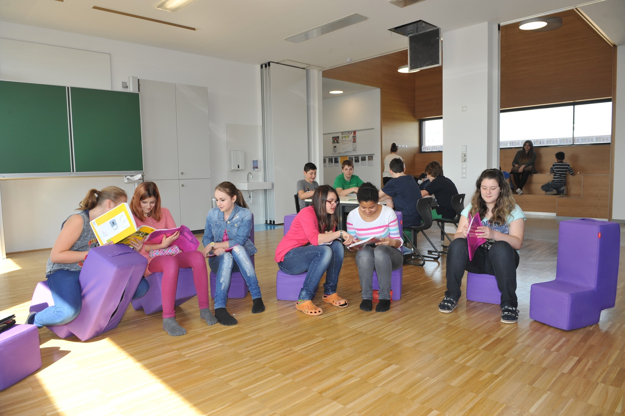 Rennerschule um ein Drittel erweitert - Linz