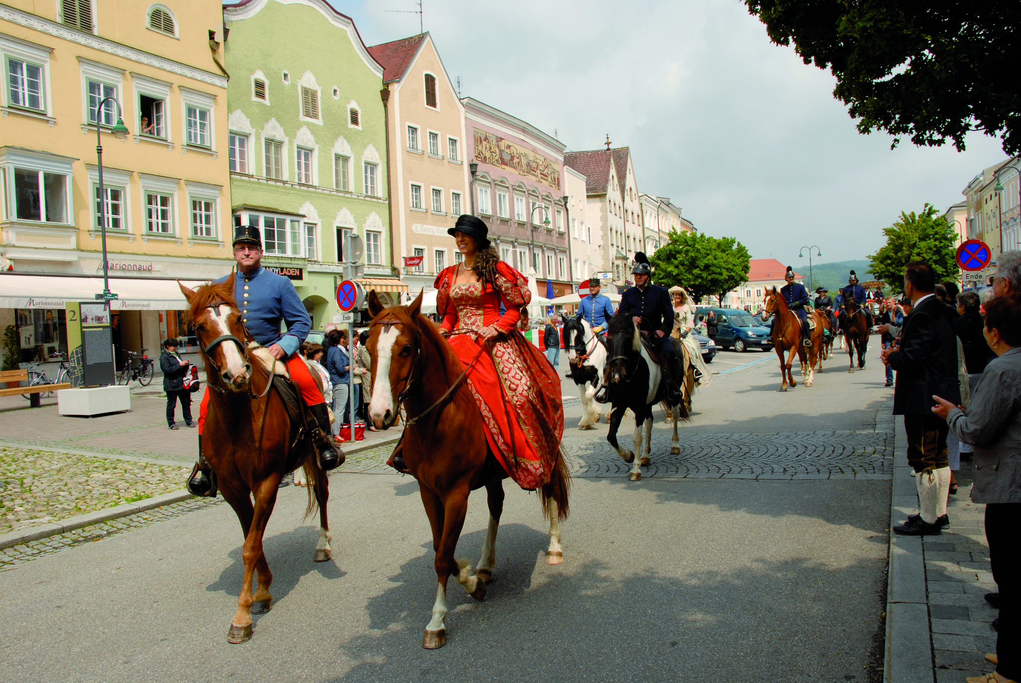 Schlossfest mit Kunsthandwerksmarkt in Ranshofen - Braunau