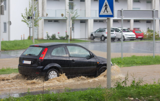 Was tun, wenn das Auto unter Wasser steht? - Salzkammergut