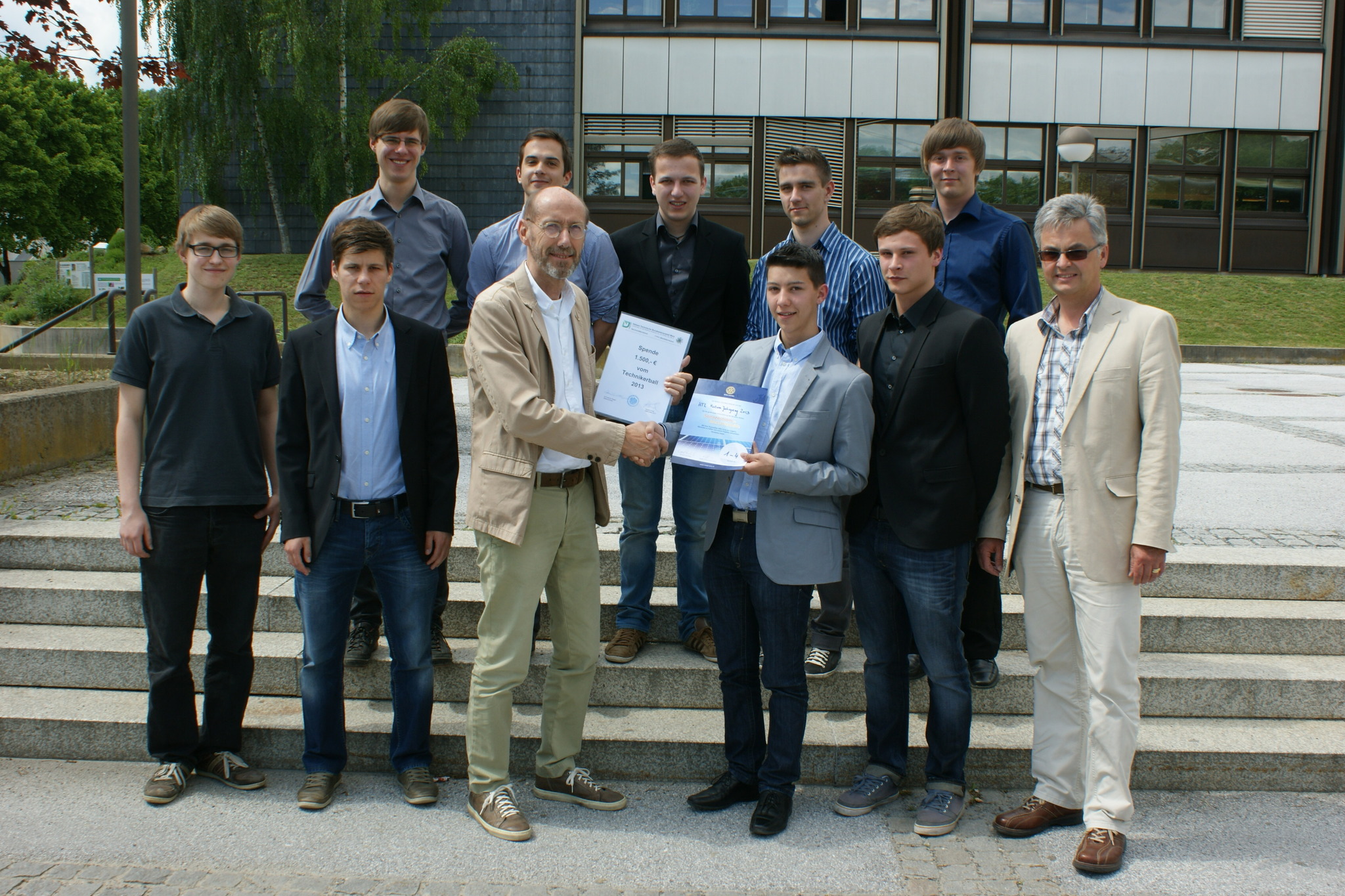 MaturantInnen der HTL Weiz spendeten € 1500,- für ein soziales Projekt ...