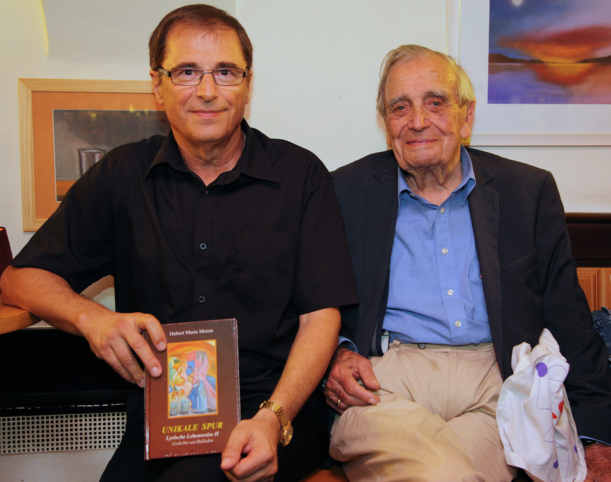 Altbürgermeister Leopold Guggenberger gratulierte Lyriker Hubert Maria ...