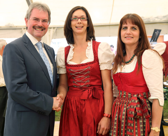 LR Wilfing gratuliert neuer Direktorin der Volksschule Poysdorf ...