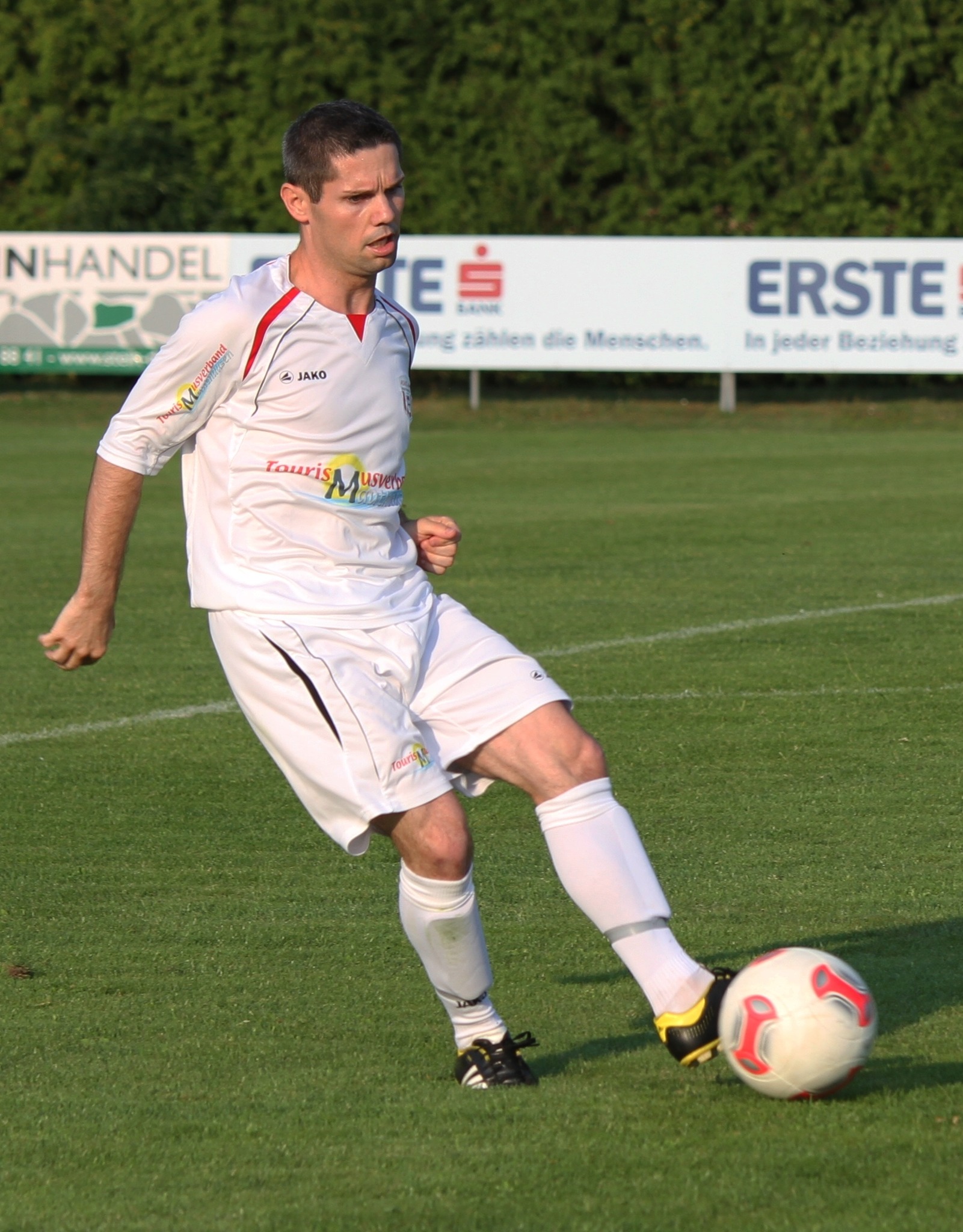 Vorbild und Kapitän Michael Hackl vom ASKÖ Mauthausen setzt zum ...