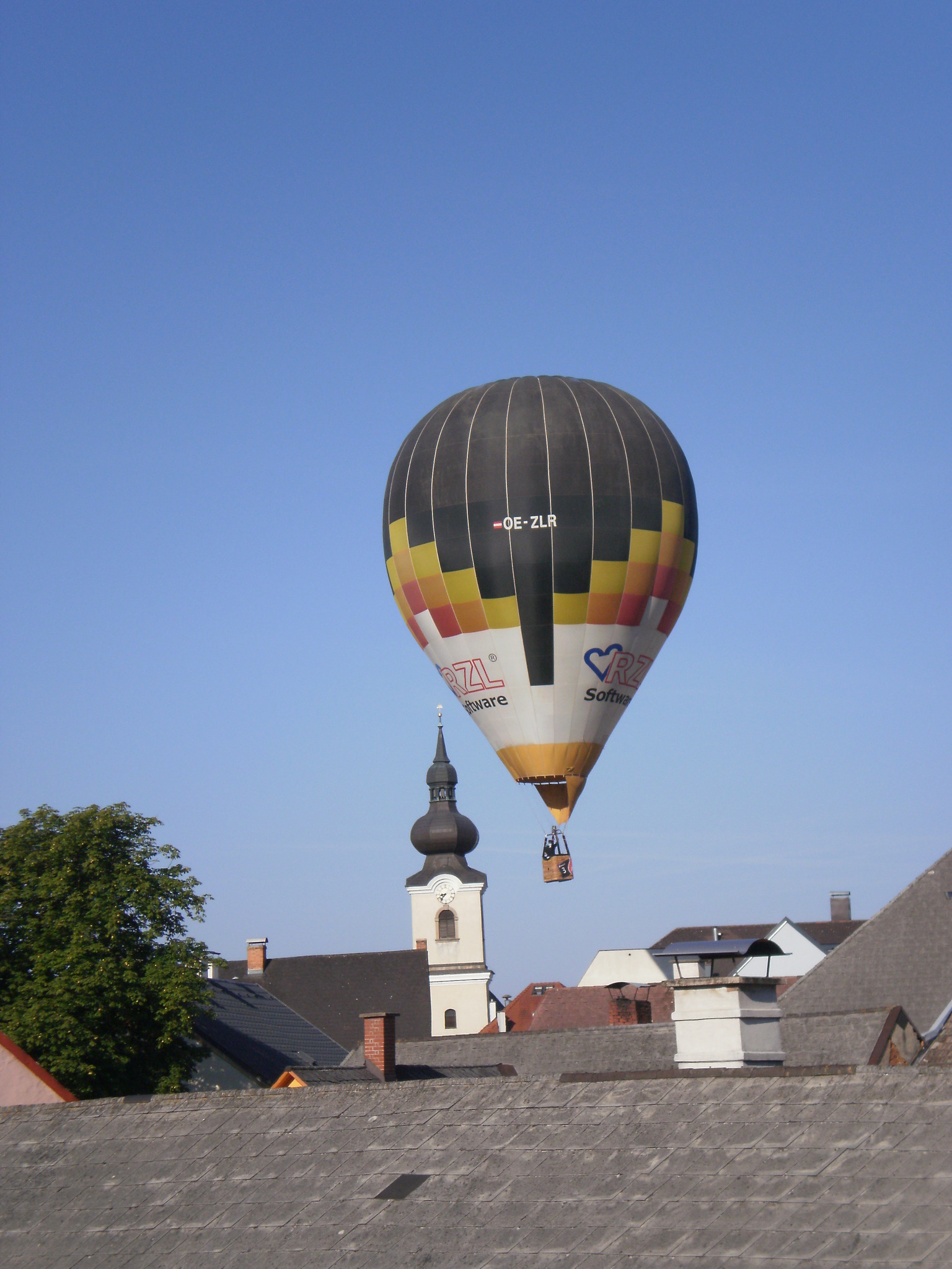 Der Ballon neben der Kirche - Gmünd