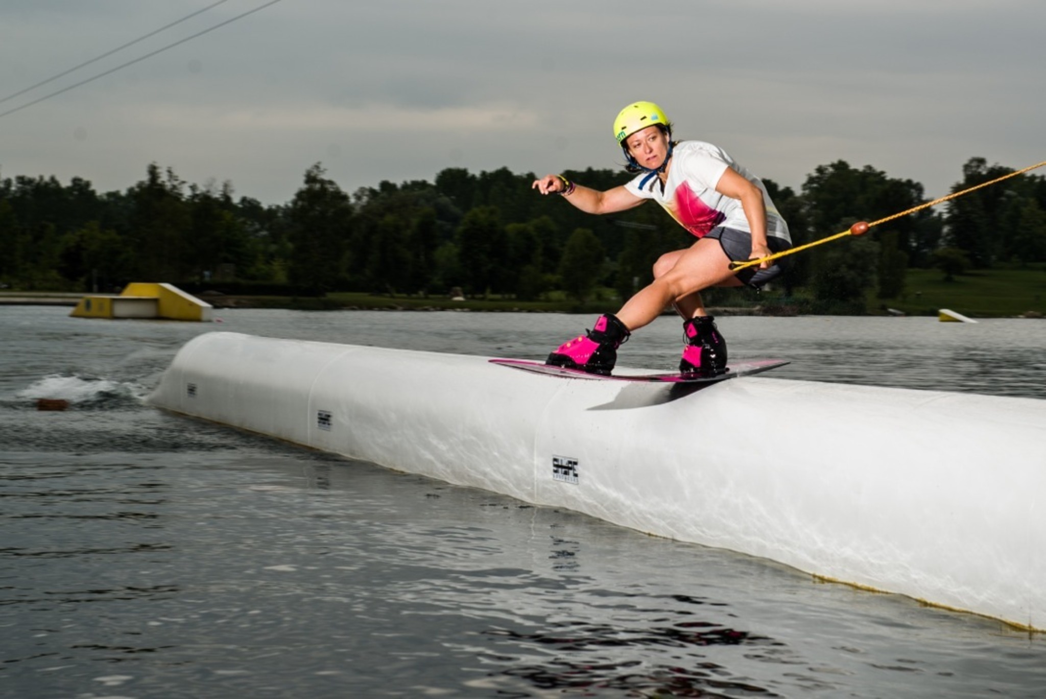 Astner Wakeboard-Girls zeigen auf - Enns
