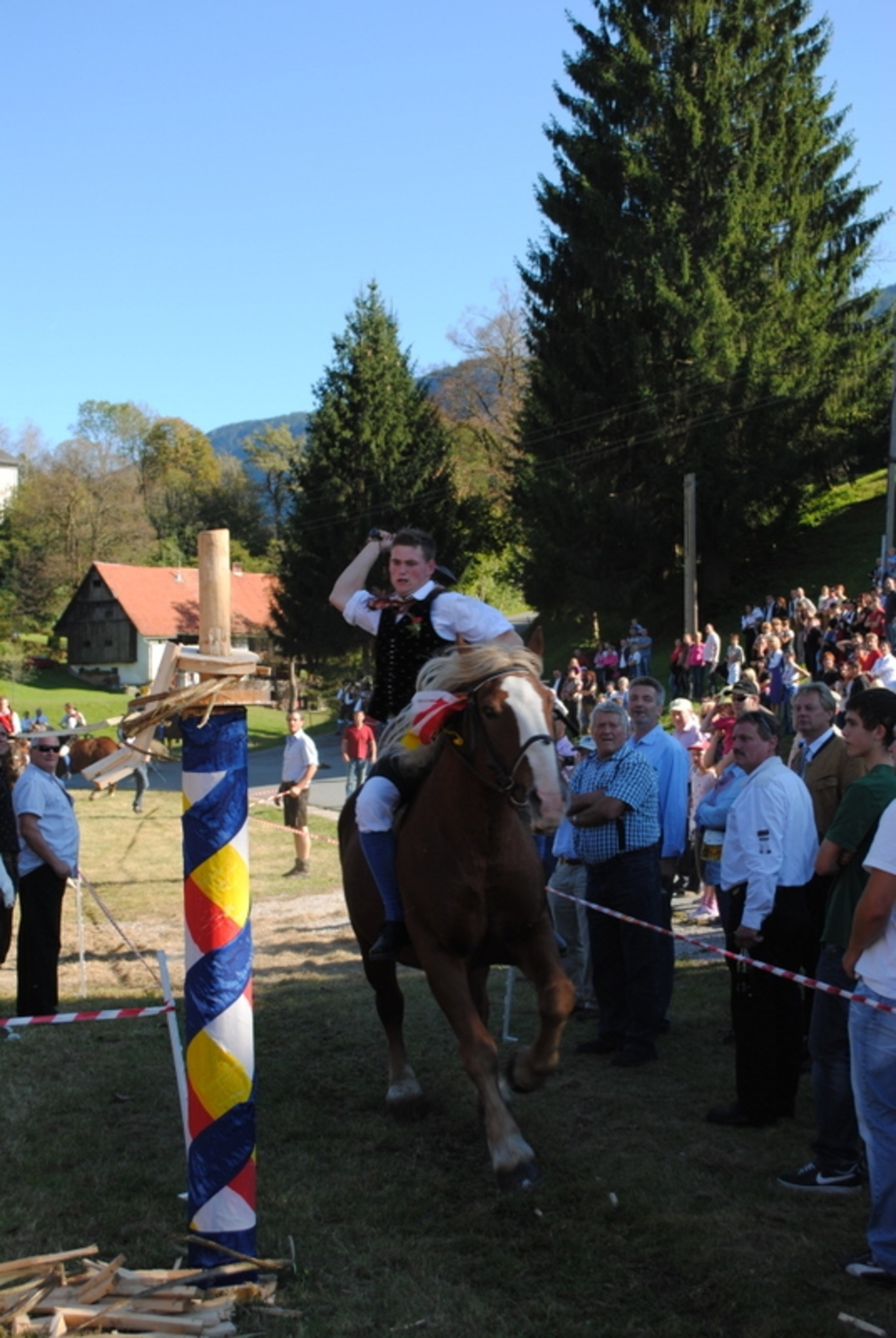 Egger Kirchtag mit Kufenstechen und Lindentanz - Gailtal