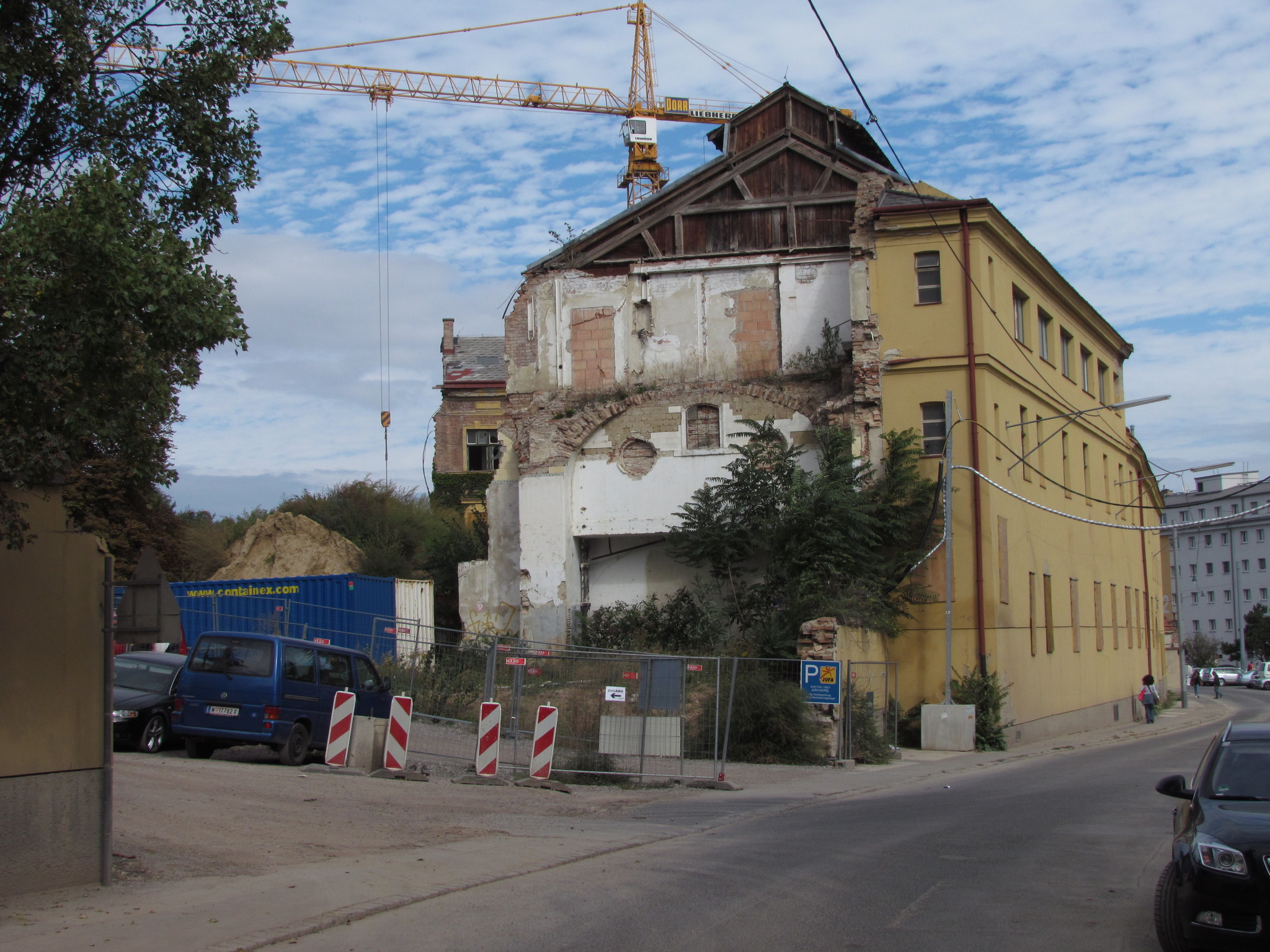 Wohnpark Simmering mit Aussicht auf eine Ruine - Simmering