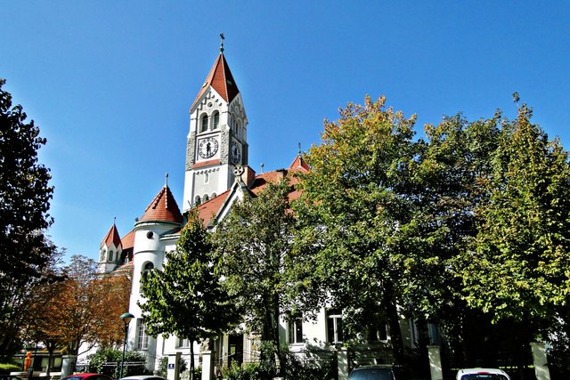 Der Marschallplatz in Wien Hetzendorf mit der Rosenkranzkirche - Meidling