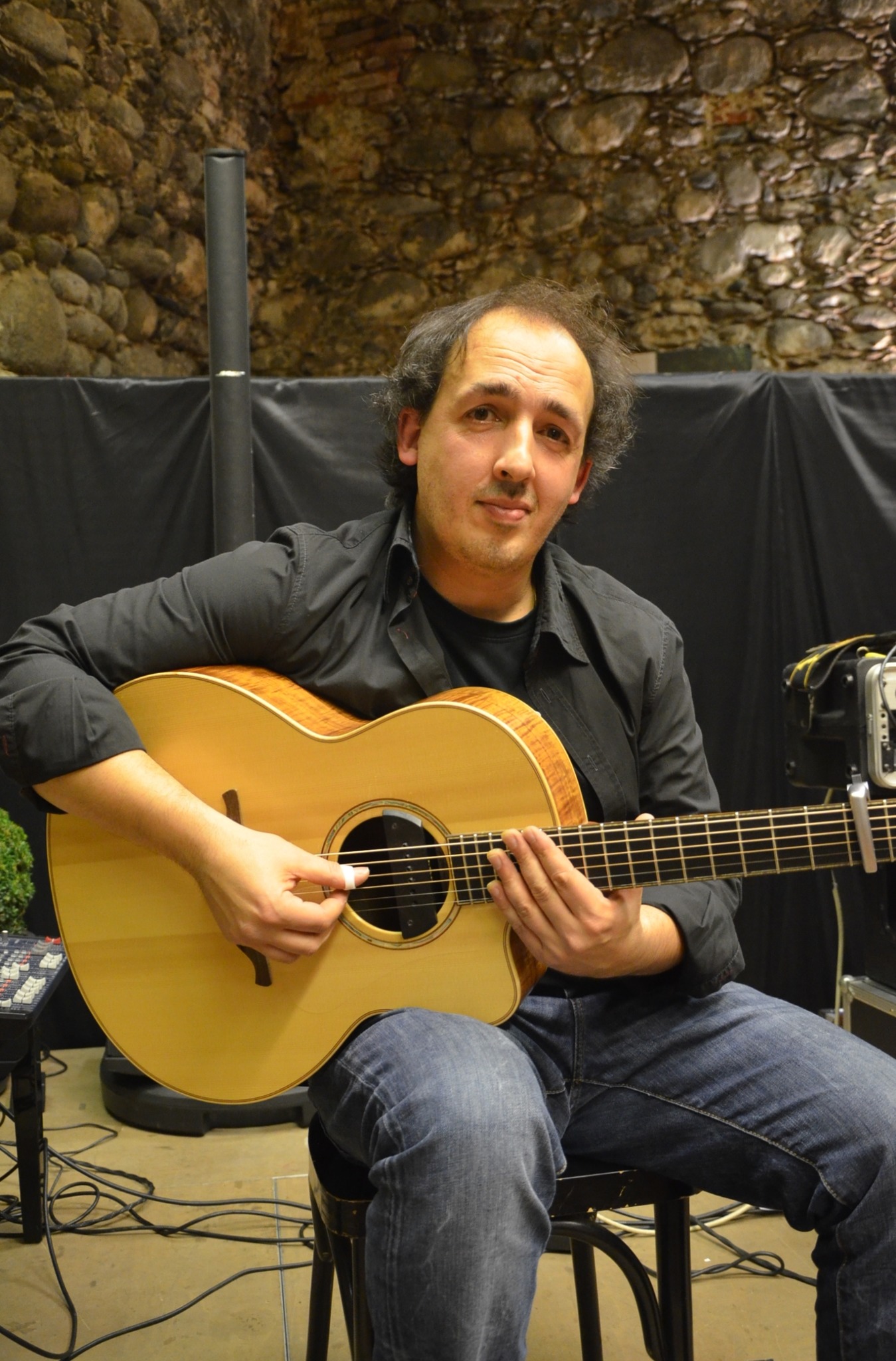 Viel"saitige" Gitarrenklänge von David Mana - Spittal