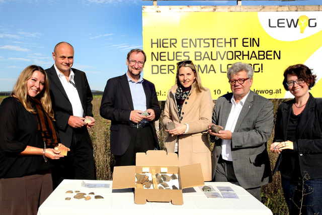 LEWOG übergibt neolithischen Fund aus Pasching an das Landesmuseum ...