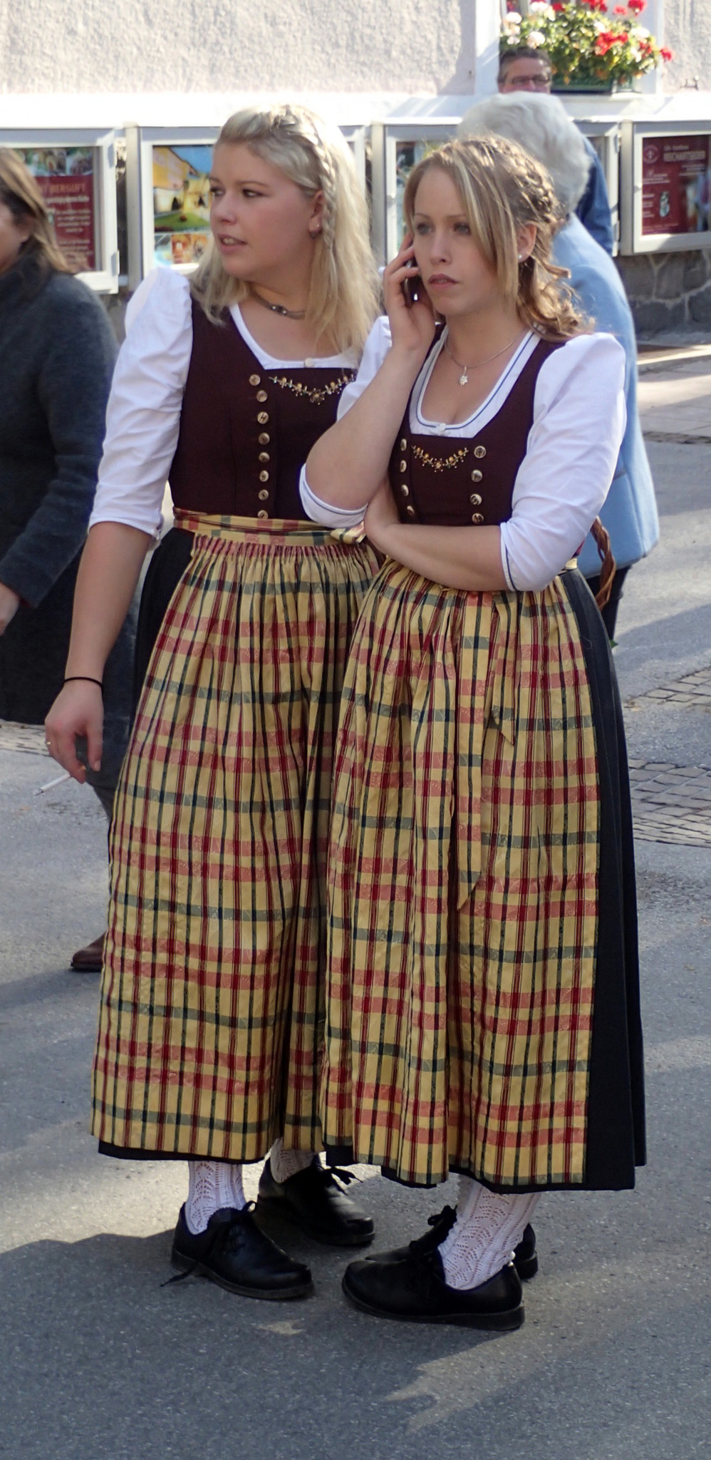 2 fesche Dirndln - Hollabrunn