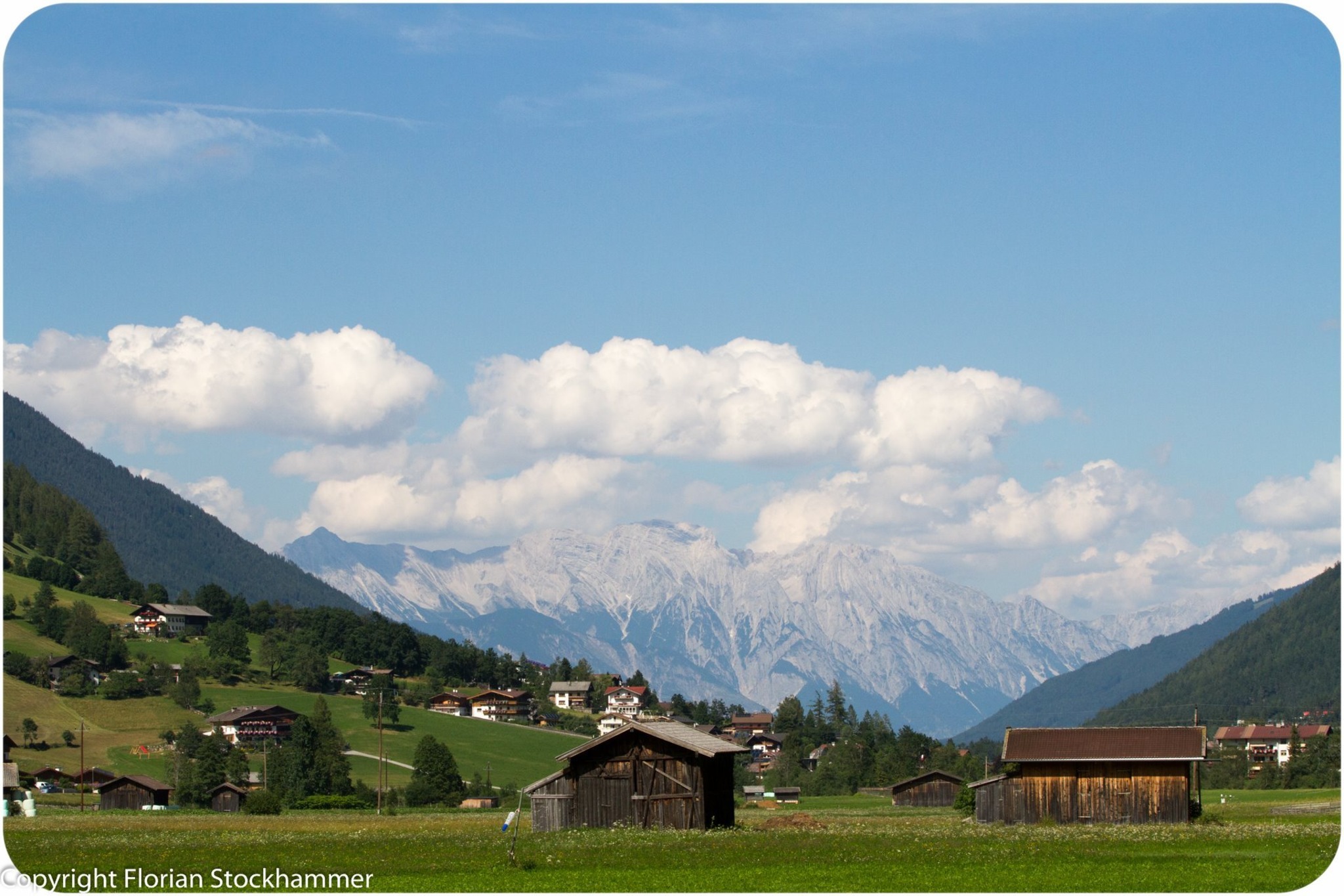 Neustift im Stubaital mit Blick auf die traumhafte Bergkulisse der ...