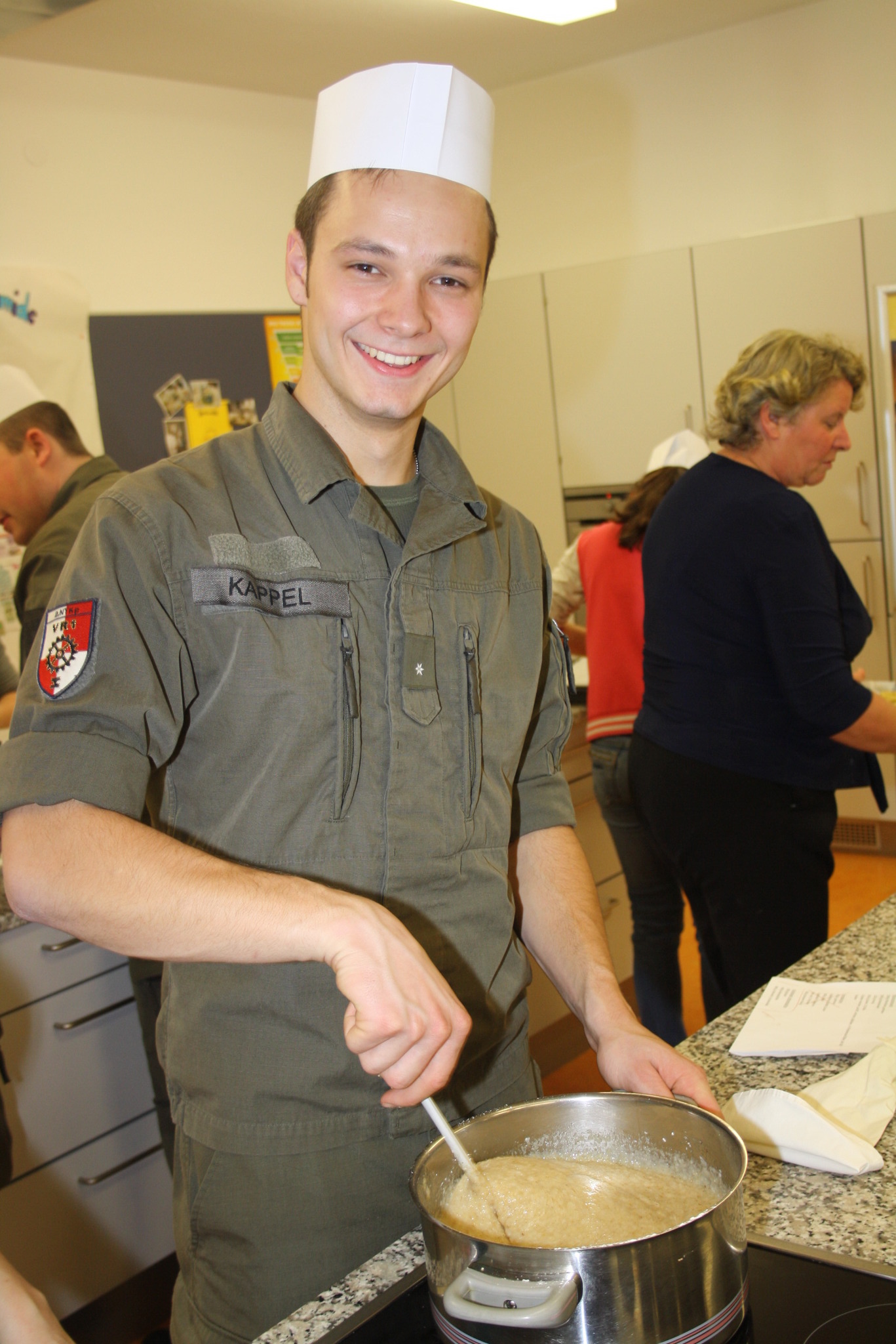 Thomas Kappel stellt sich für „Kinder und Soldaten backen Hilfe“ in den Dienst der guten Sache ...