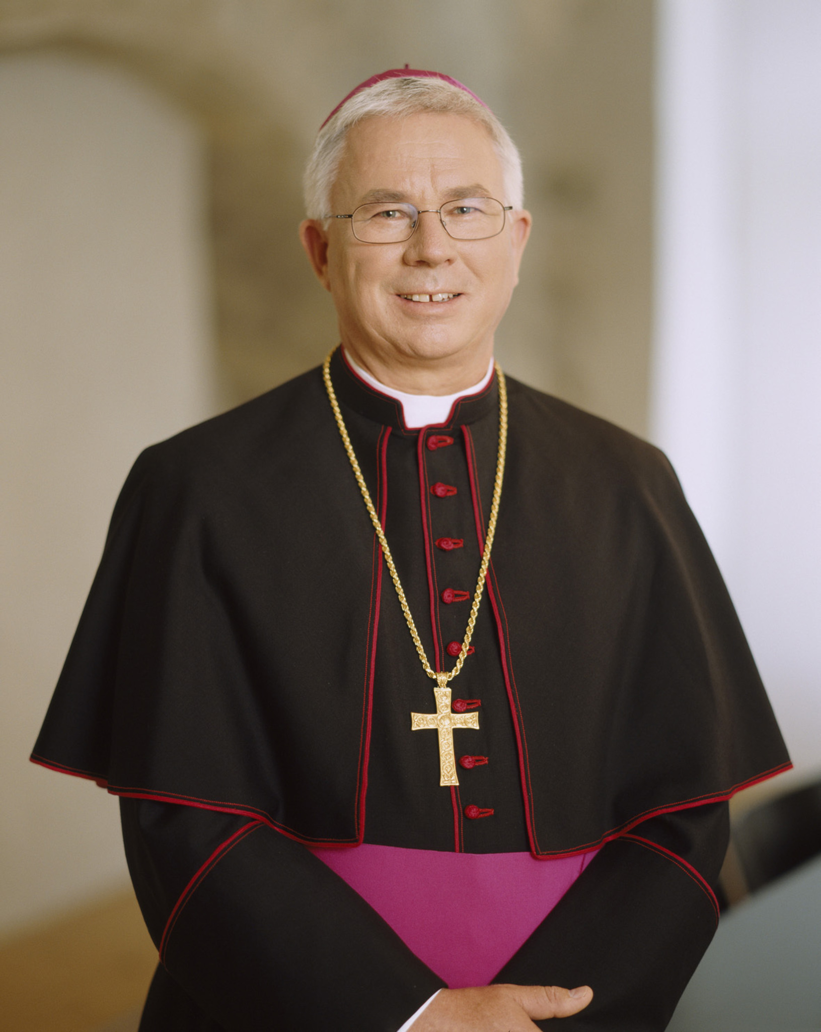 Neuer Erzbischof Franz Lackner wandte sich in einem ersten Statement an ...