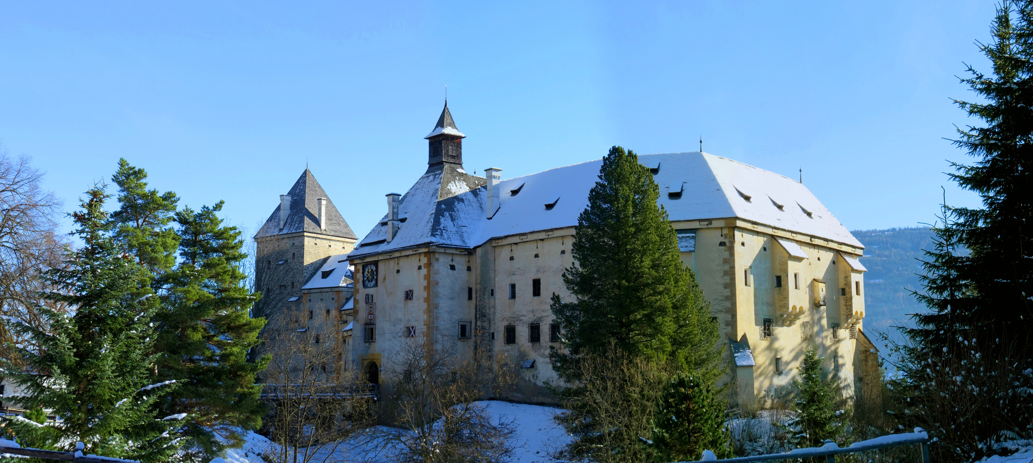 Panorama zeigt das Schloss Moosham im Novemberschnee - Lungau