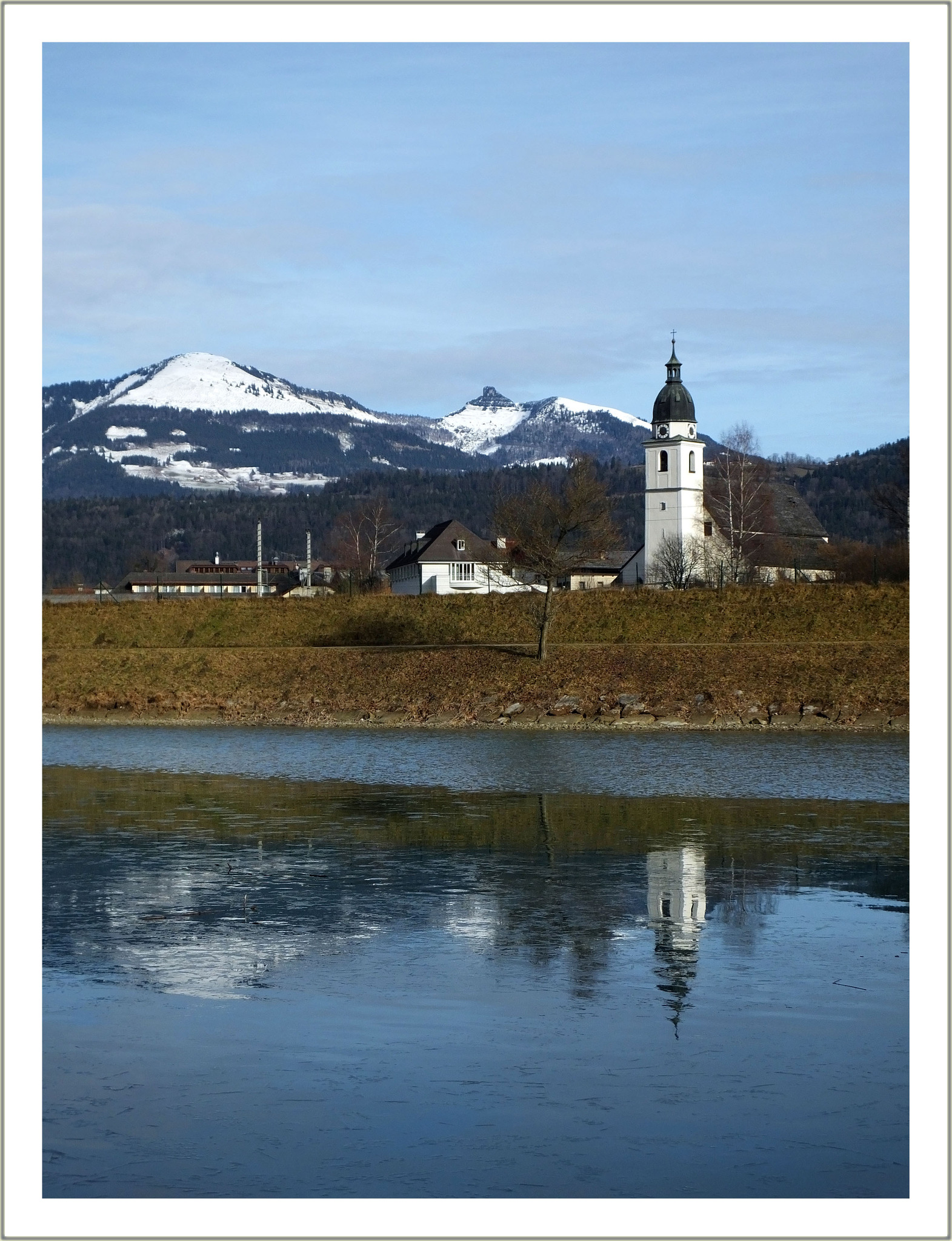 Pfarrkirche Kuchl mit Spiegelung im See - Tennengau